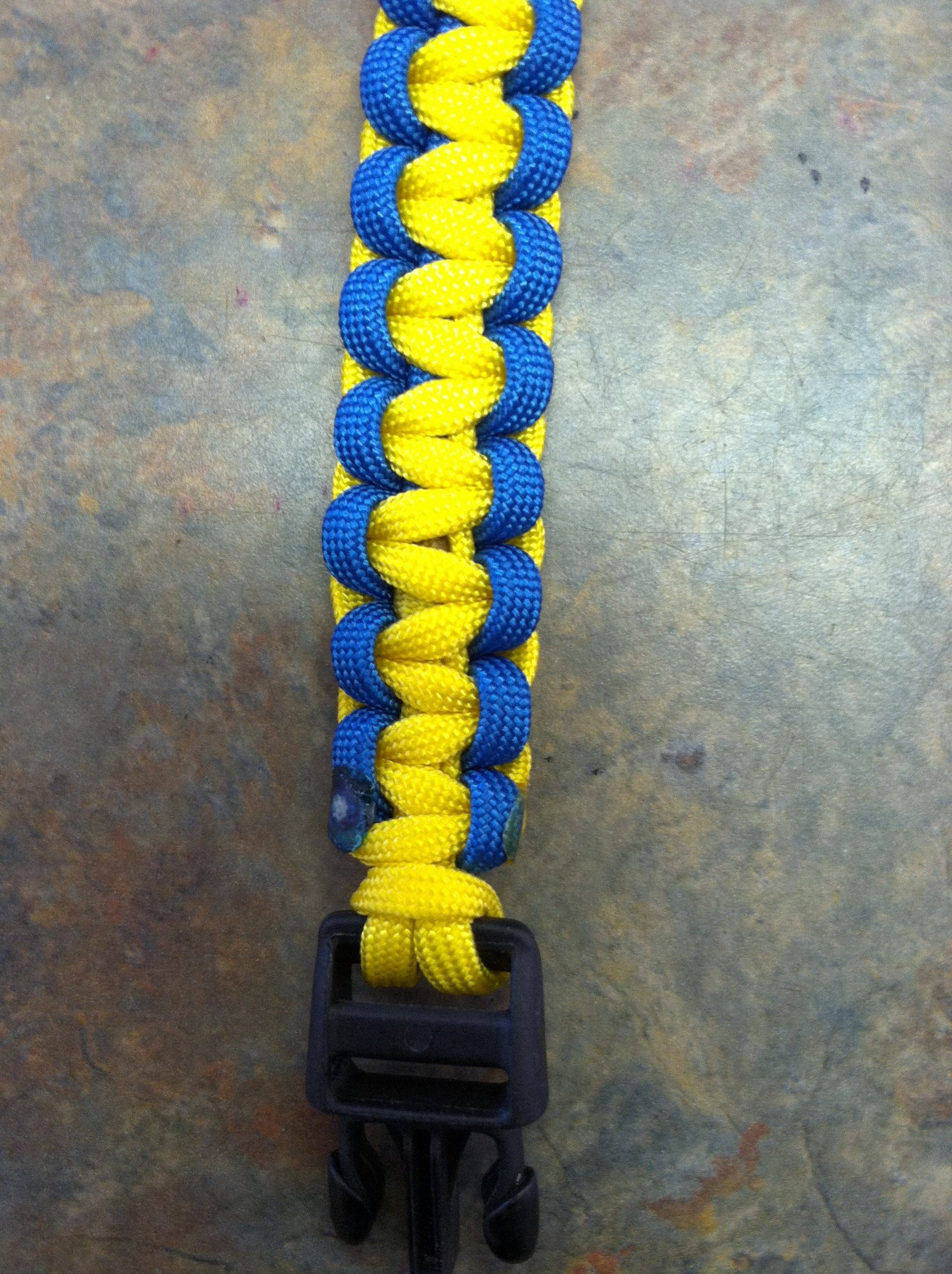 2 Color Paracord Bracelet (Tutorial) : 7 Steps - Instructables