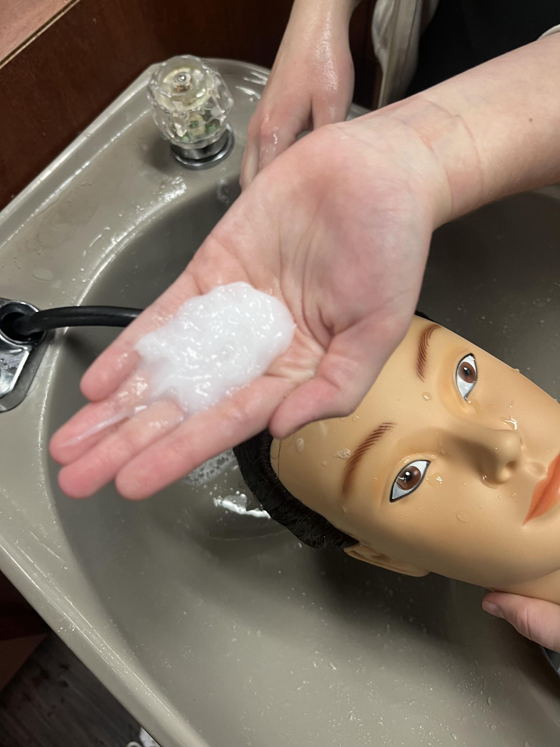 How to Properly Shampoo a Client : 6 Steps (with Pictures) - Instructables