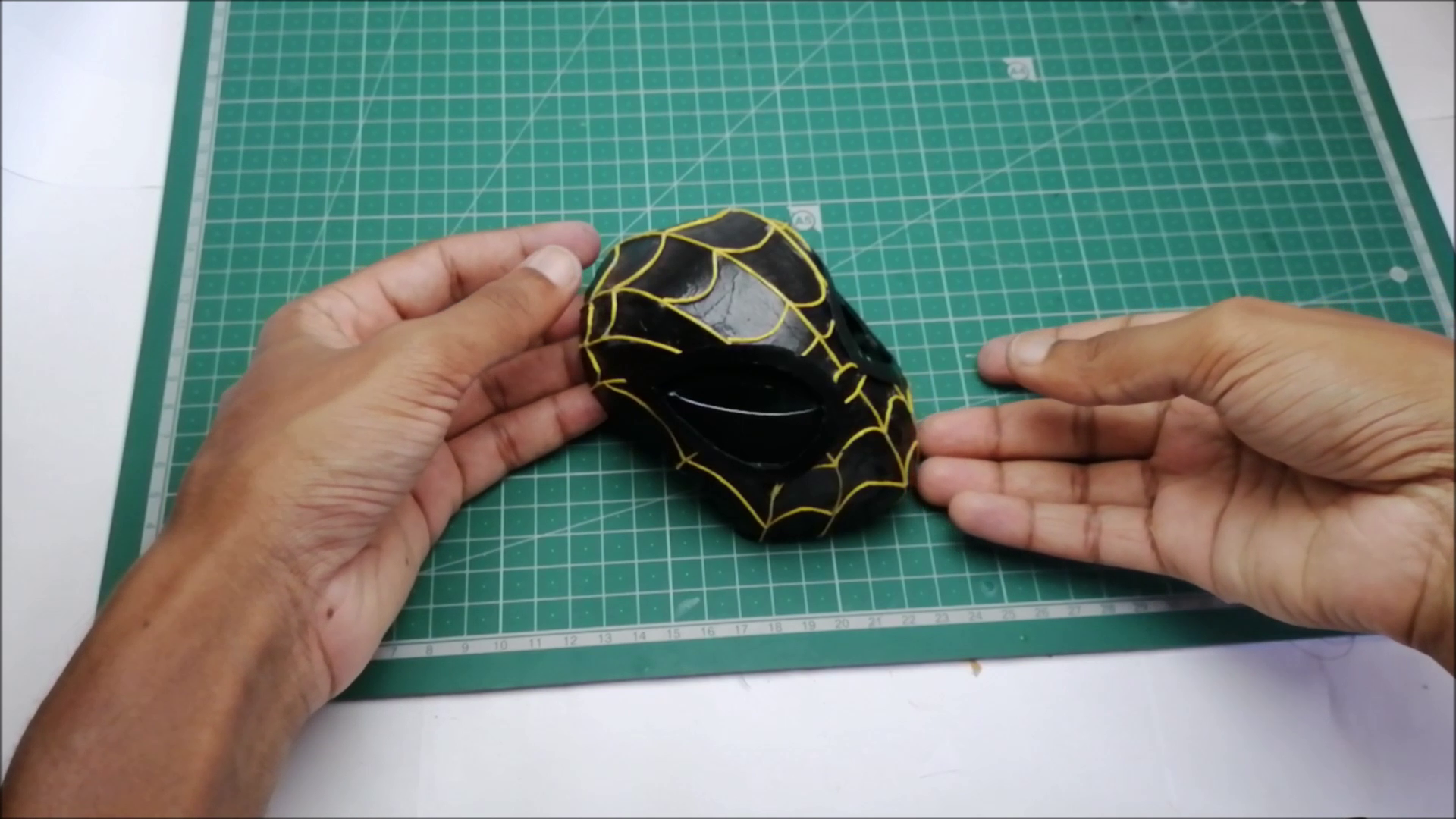 Functional Spiderman Mask From No Way Home With Moving Lens - Gold and ...