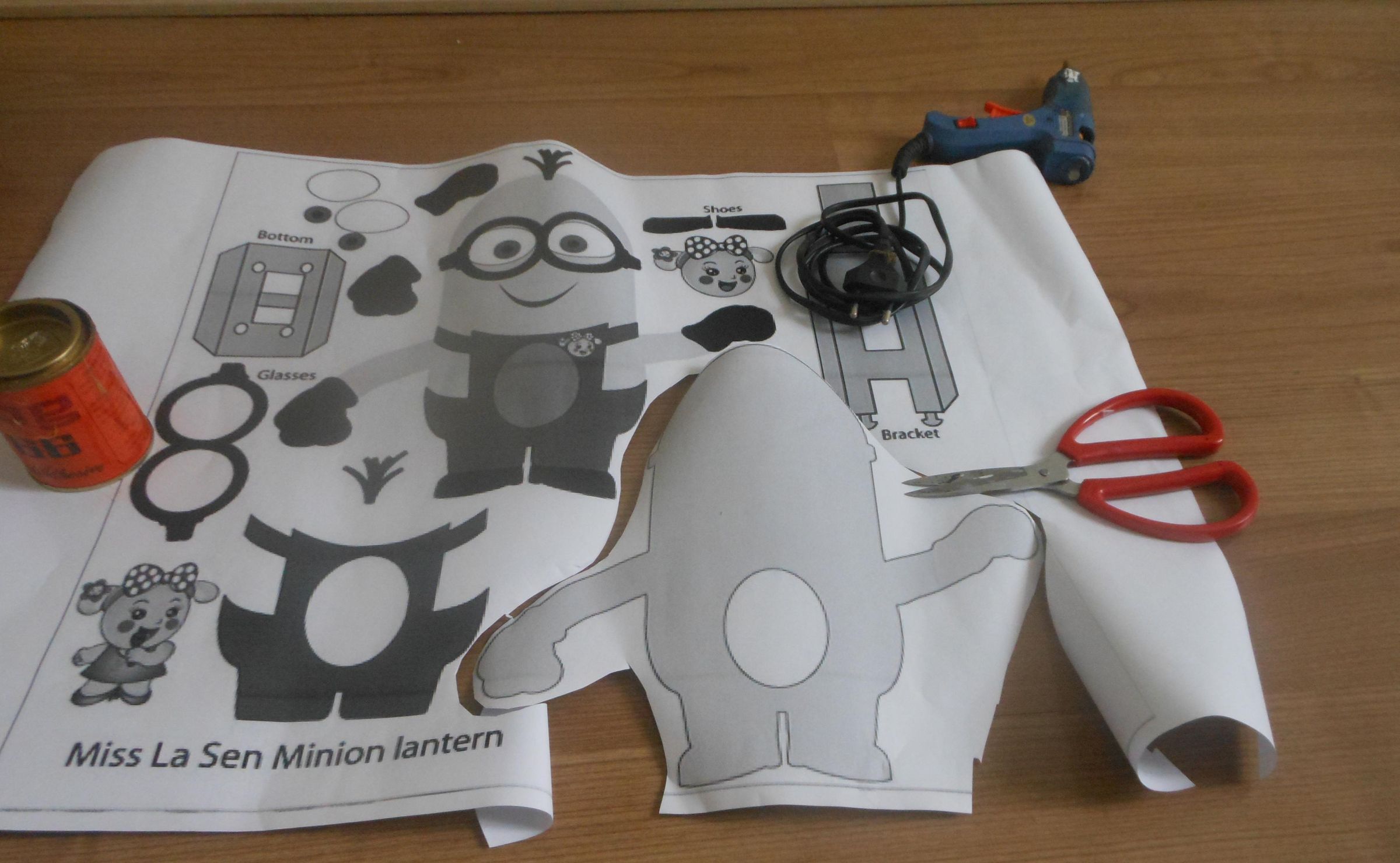Miss La Sen Minion Lantern : 20 Steps - Instructables