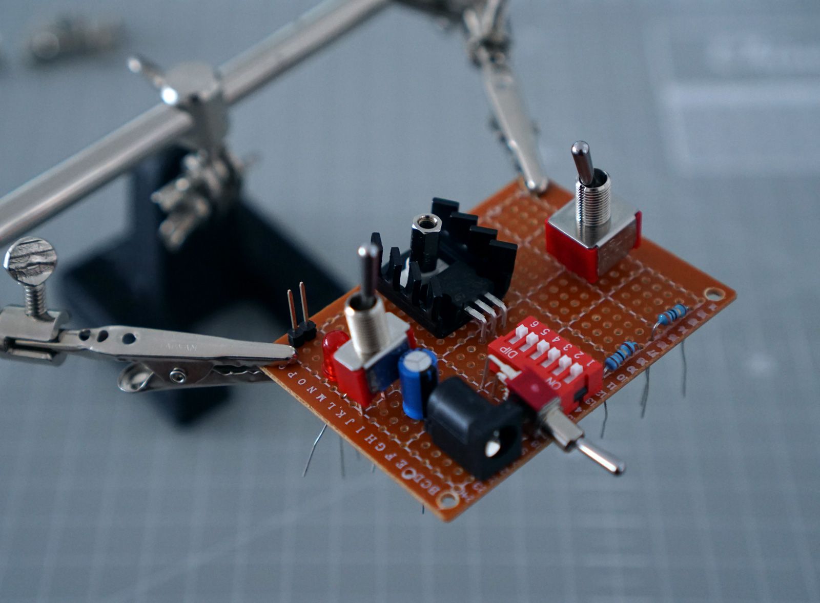 Ultimate DIY Breadboard Power Supply : 9 Steps (with Pictures ...