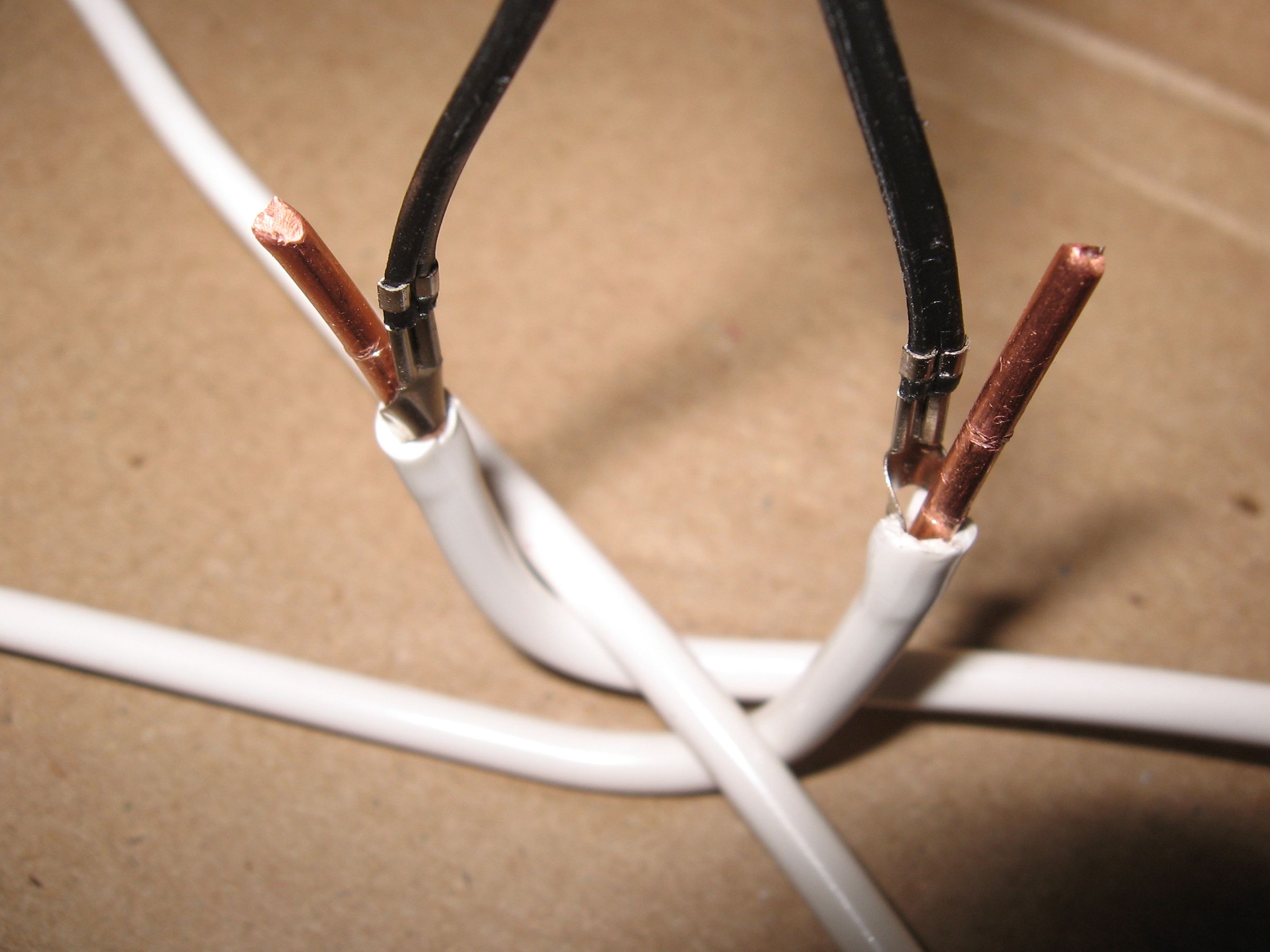 Simple and Cheap UHF Antenna (Folded Dipole / Bowtie) : 3 Steps ...