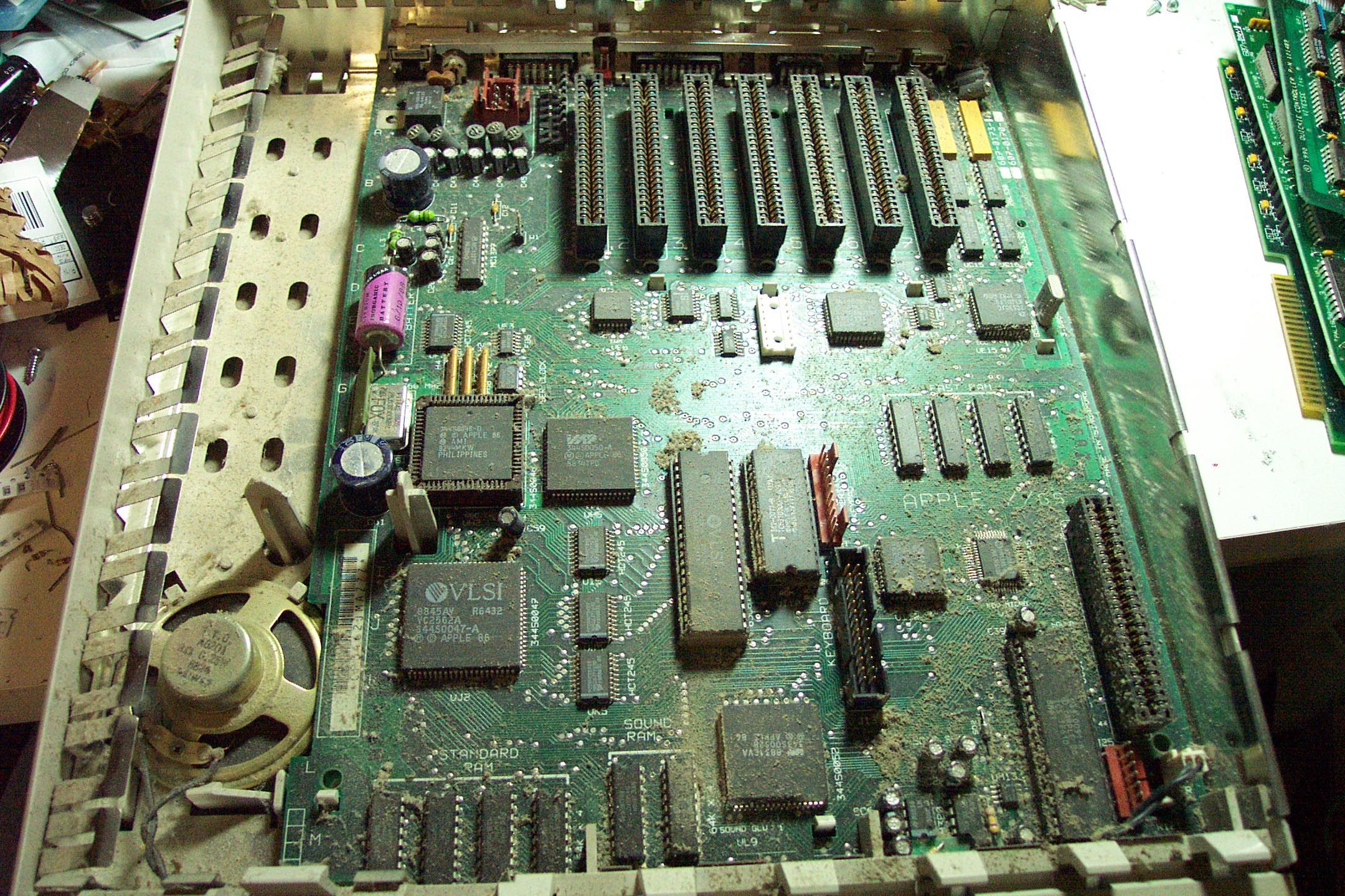 Replace an Apple IIGS Clock Battery : 7 Steps - Instructables