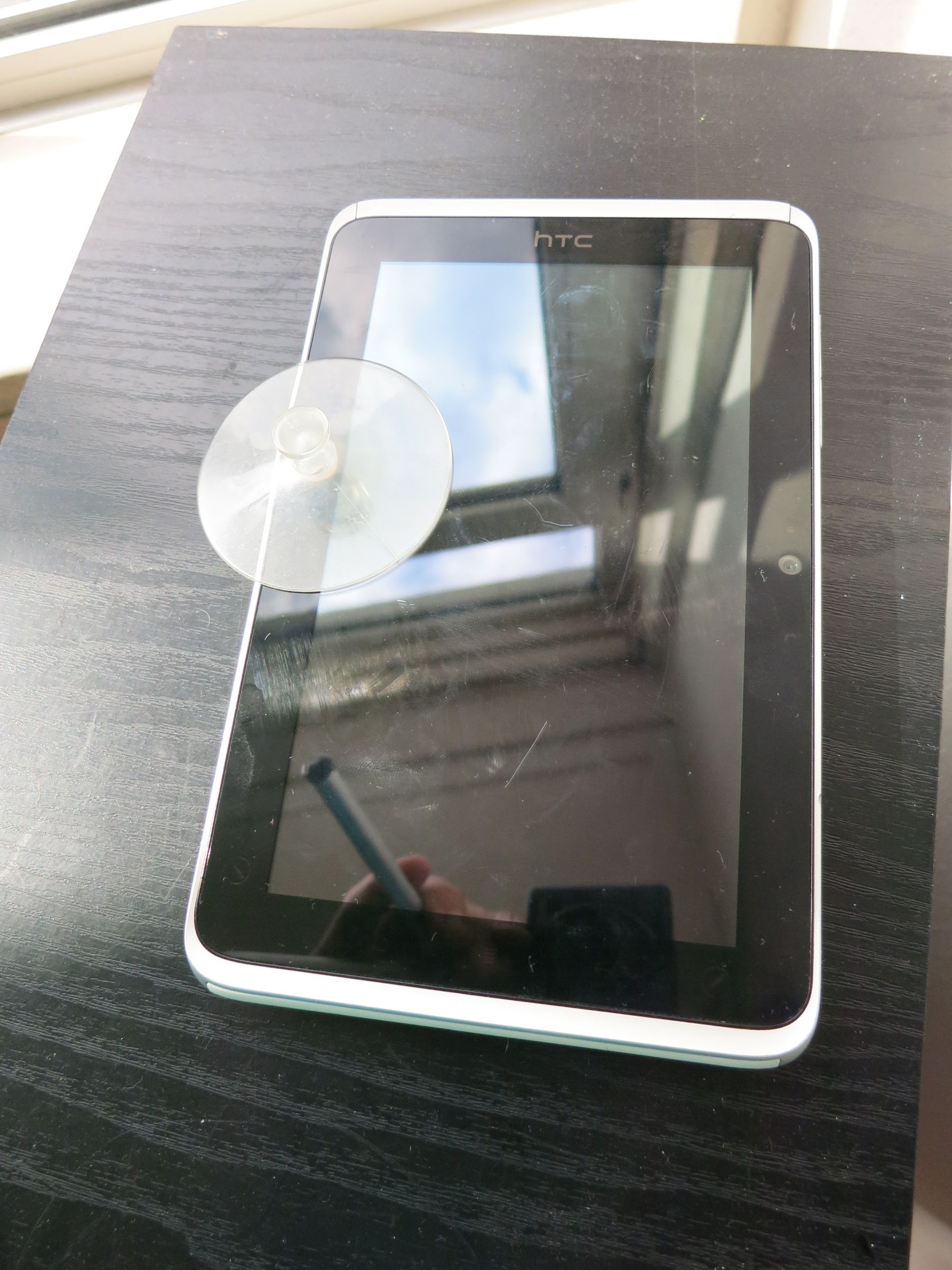 Sat on Your Tablet? Remove the Screen Stain With a Suction Cup ...