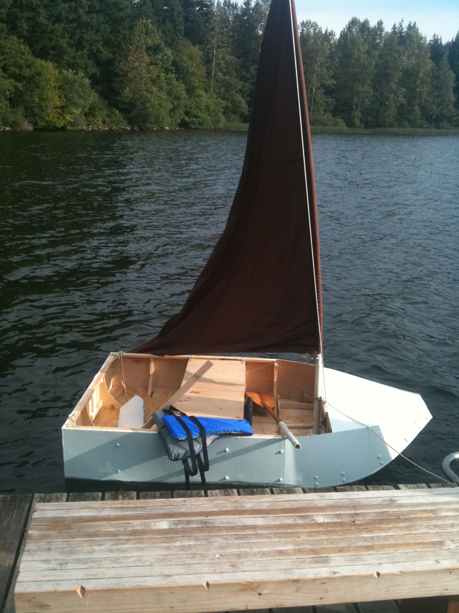 How to Make a Small Sail/Row Boat : 14 Steps - Instructables