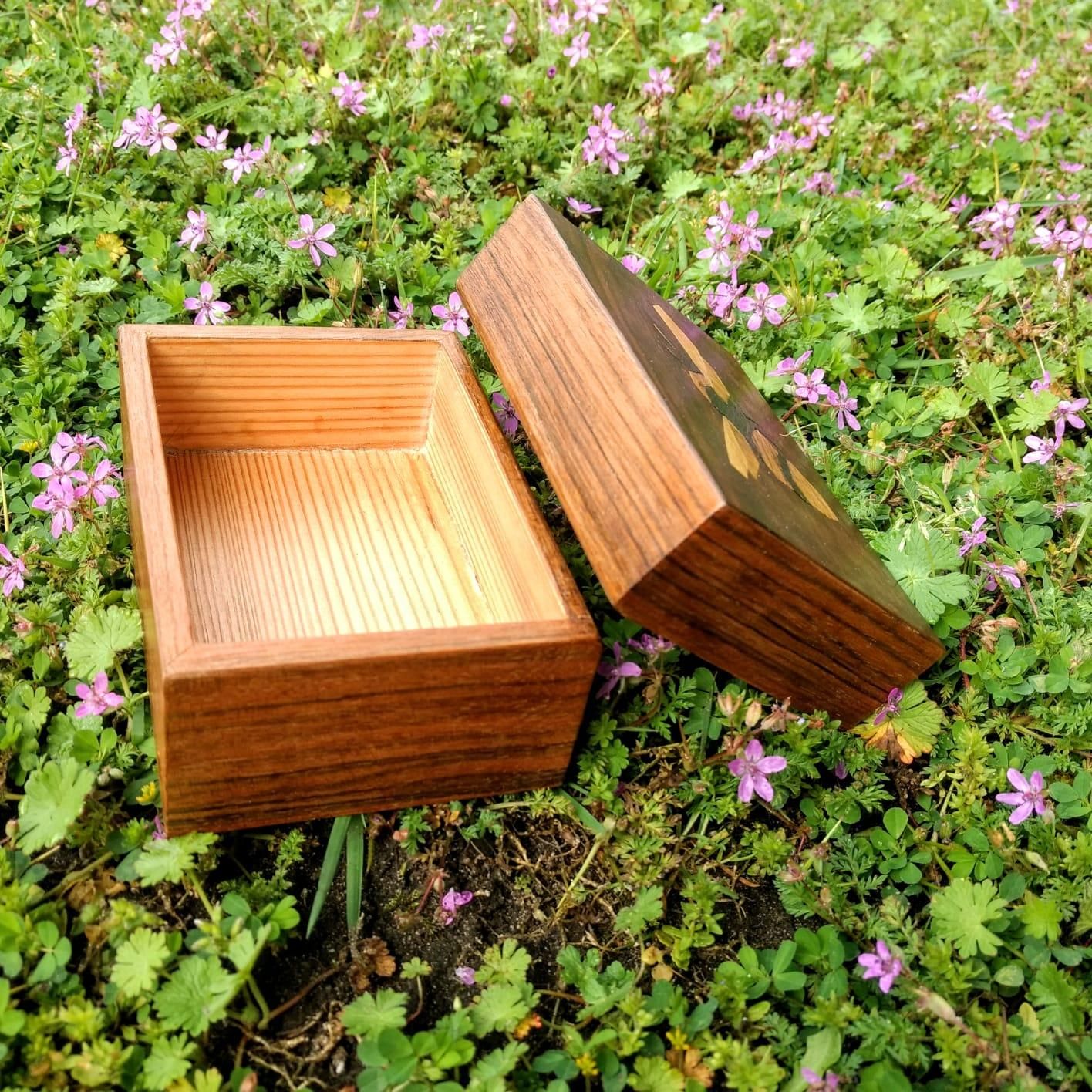 Truely Invisible Hinged Box With Bumblebee Topping : 8 Steps (with ...