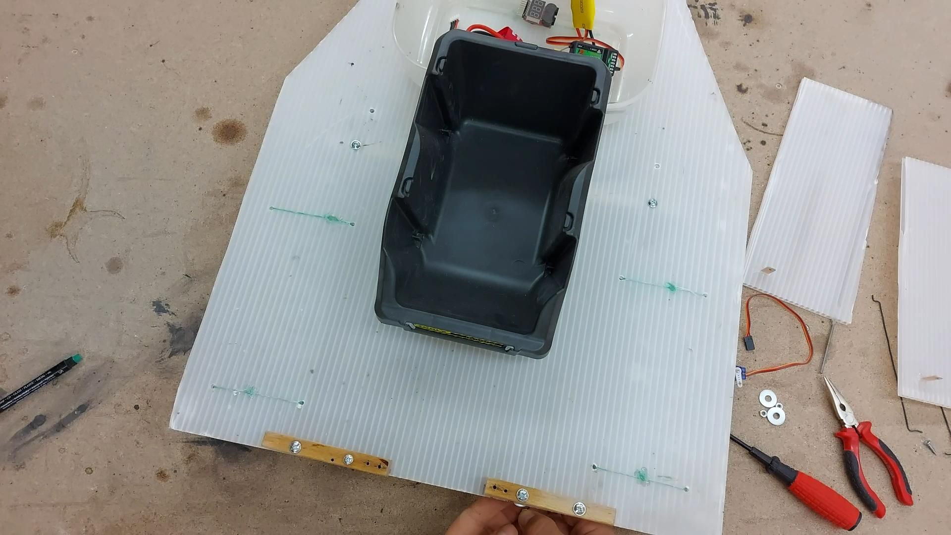 Building an RC Feeder Airboat for Fishing : 11 Steps (with Pictures ...