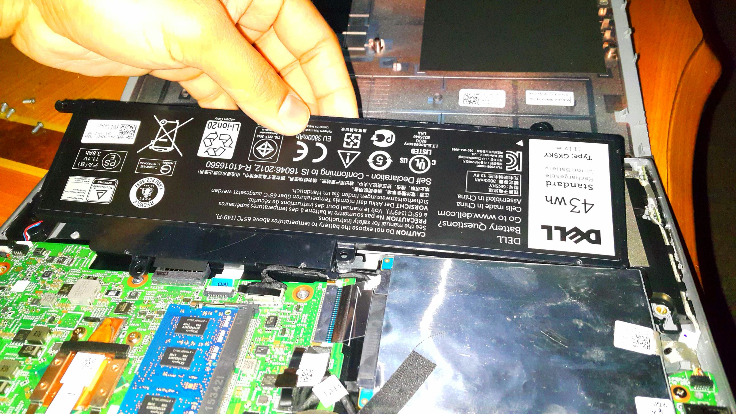 Removing the Battery of a Dell Inspiron 3147. - Instructables