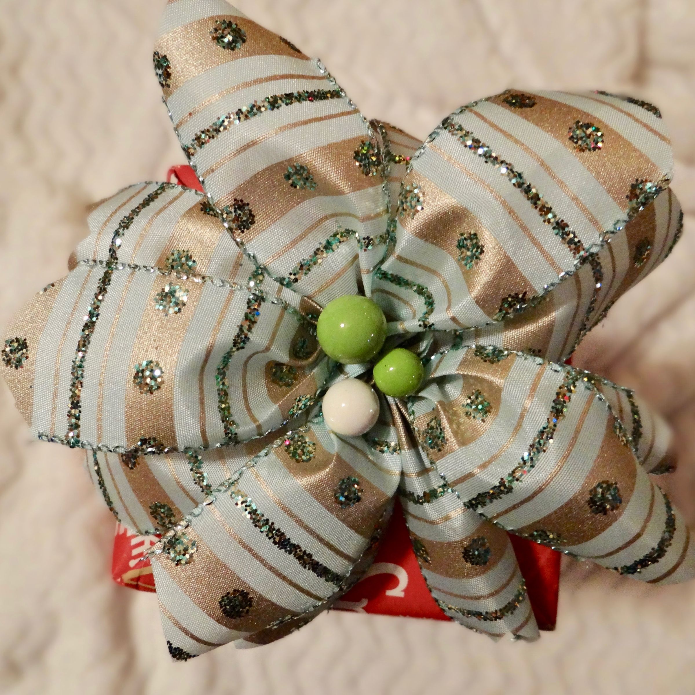 Holiday Decorative Gift Bows : 5 Steps - Instructables
