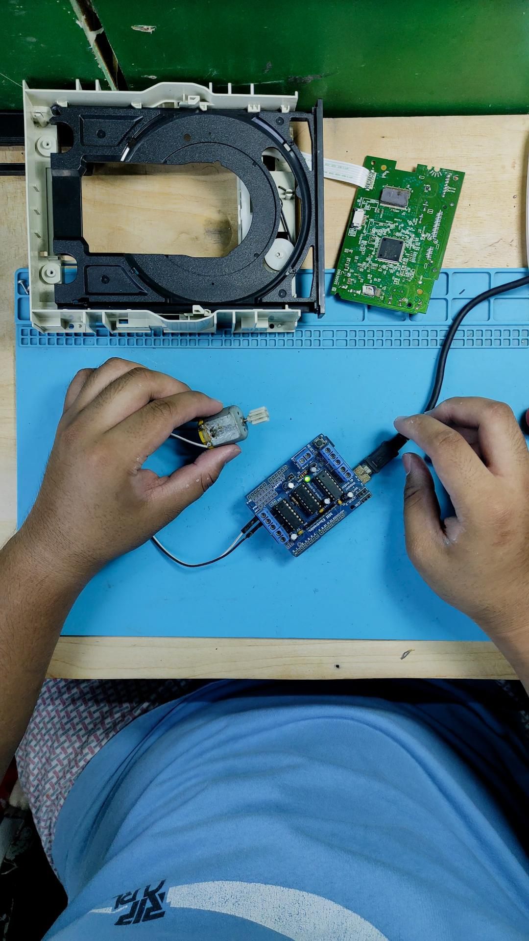 Homebrew PCB Shaker for Etching Using an Old DVD Rom! : 8 Steps (with ...
