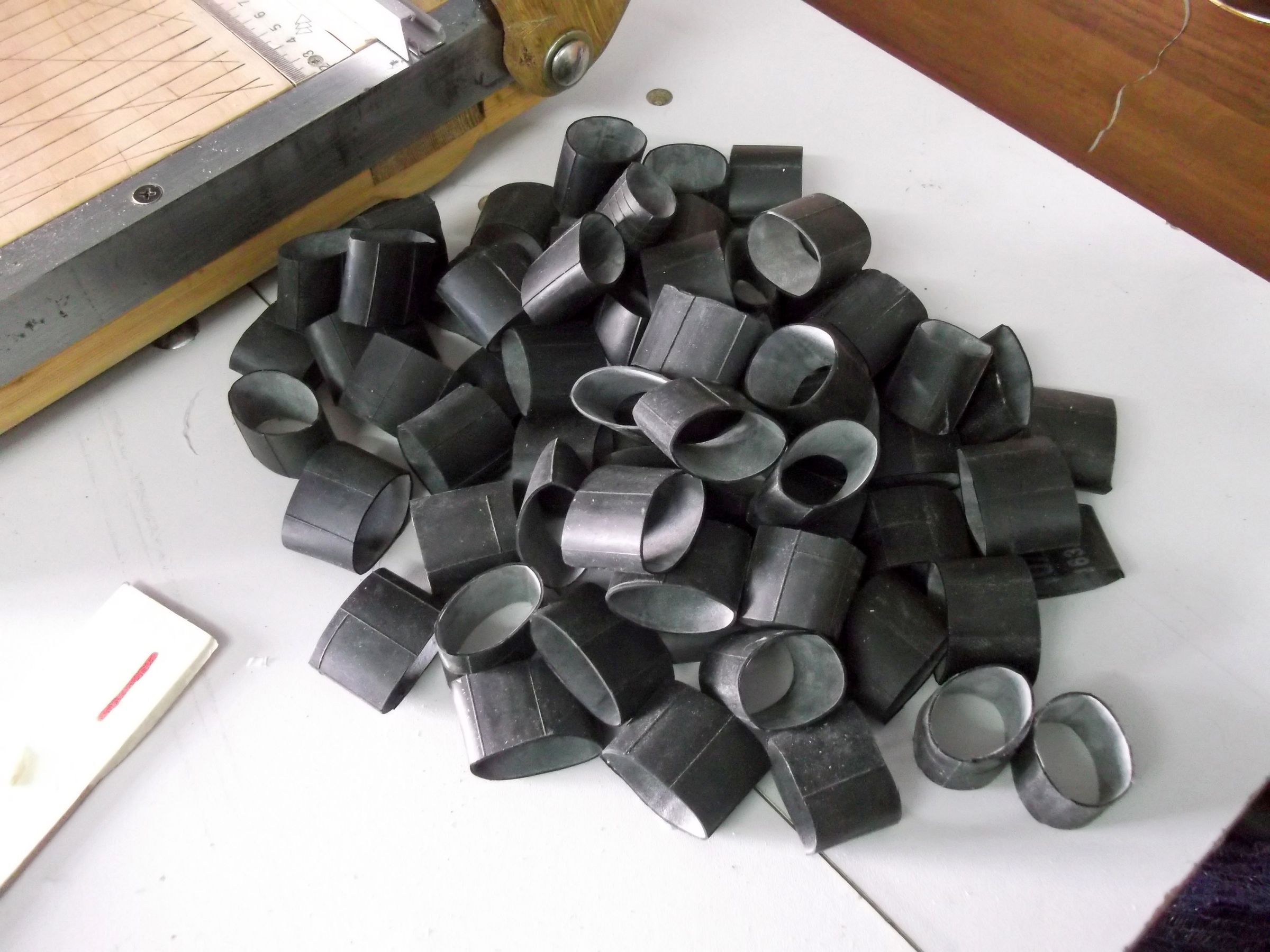 Inner Tubes + Plastic Bags Woven Rug #2 : 13 Steps - Instructables