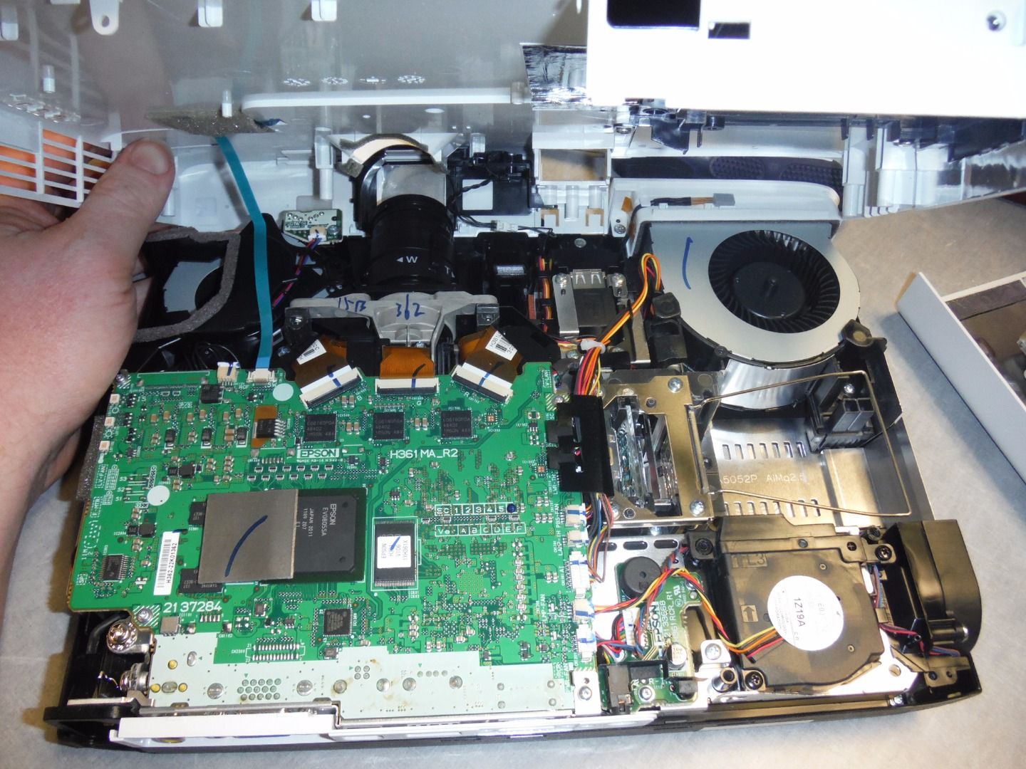 Epson 1770W LCD Projector Overheating? Repair It! : 8 Steps (with ...