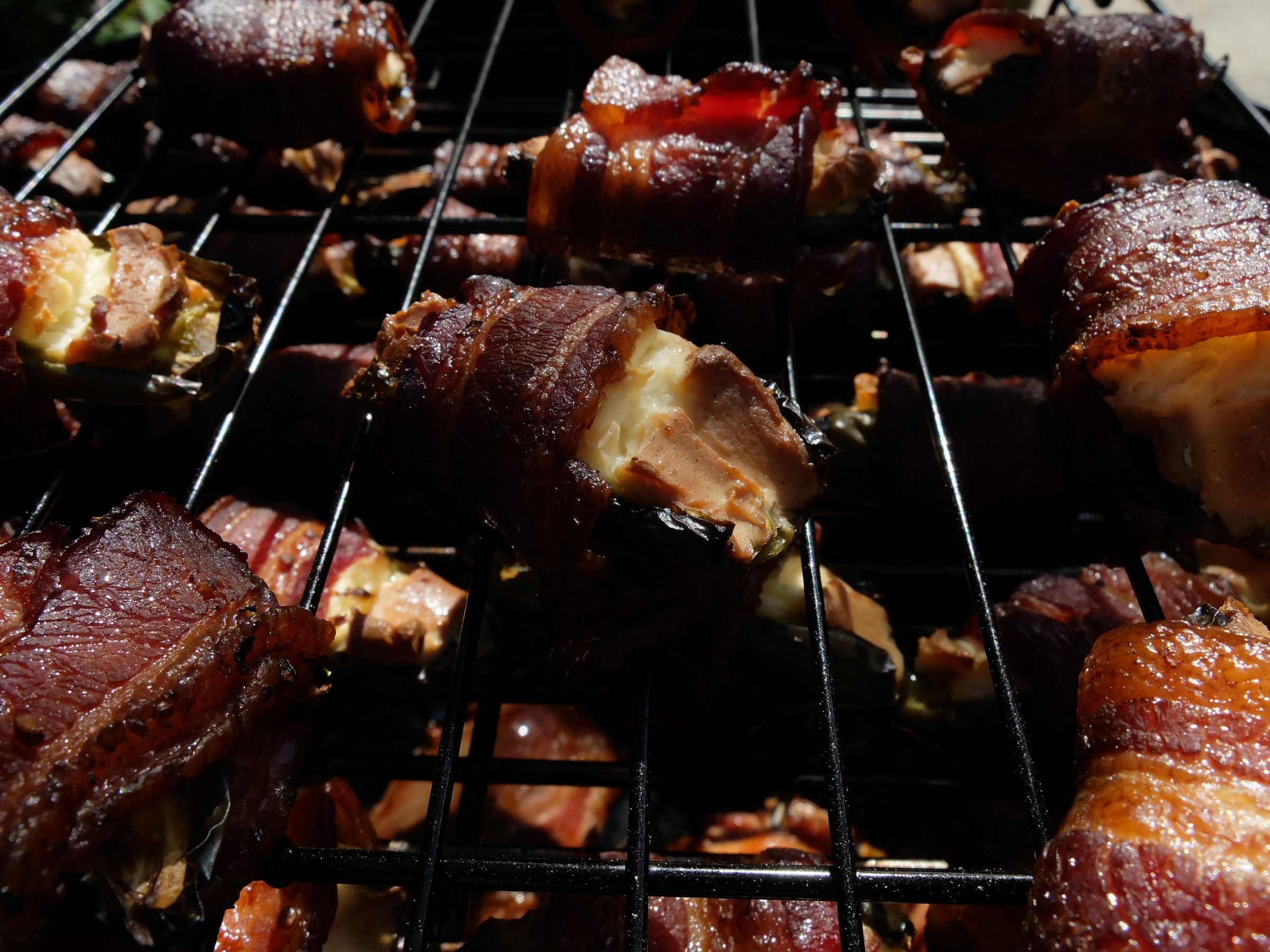 Making Smoked Jalapeño Poppers Wrapped in Bacon : 5 Steps (with ...