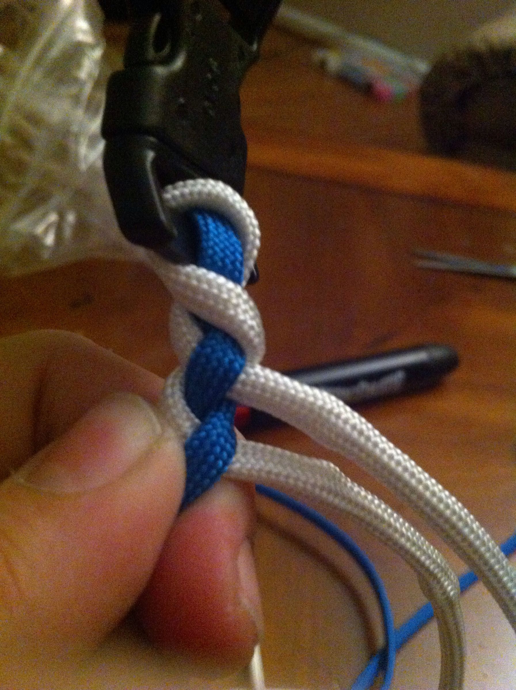 Paracord 4-strand Round Braid : 4 Steps - Instructables