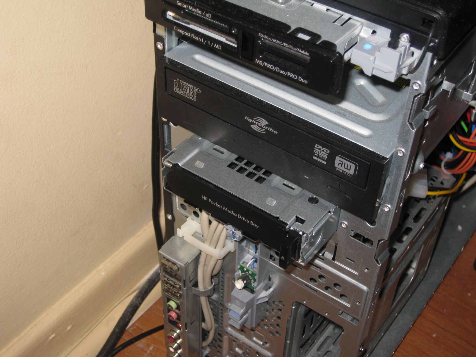 Seamless Zune Dock - HP Pocket Media Drive Bay : 9 Steps - Instructables