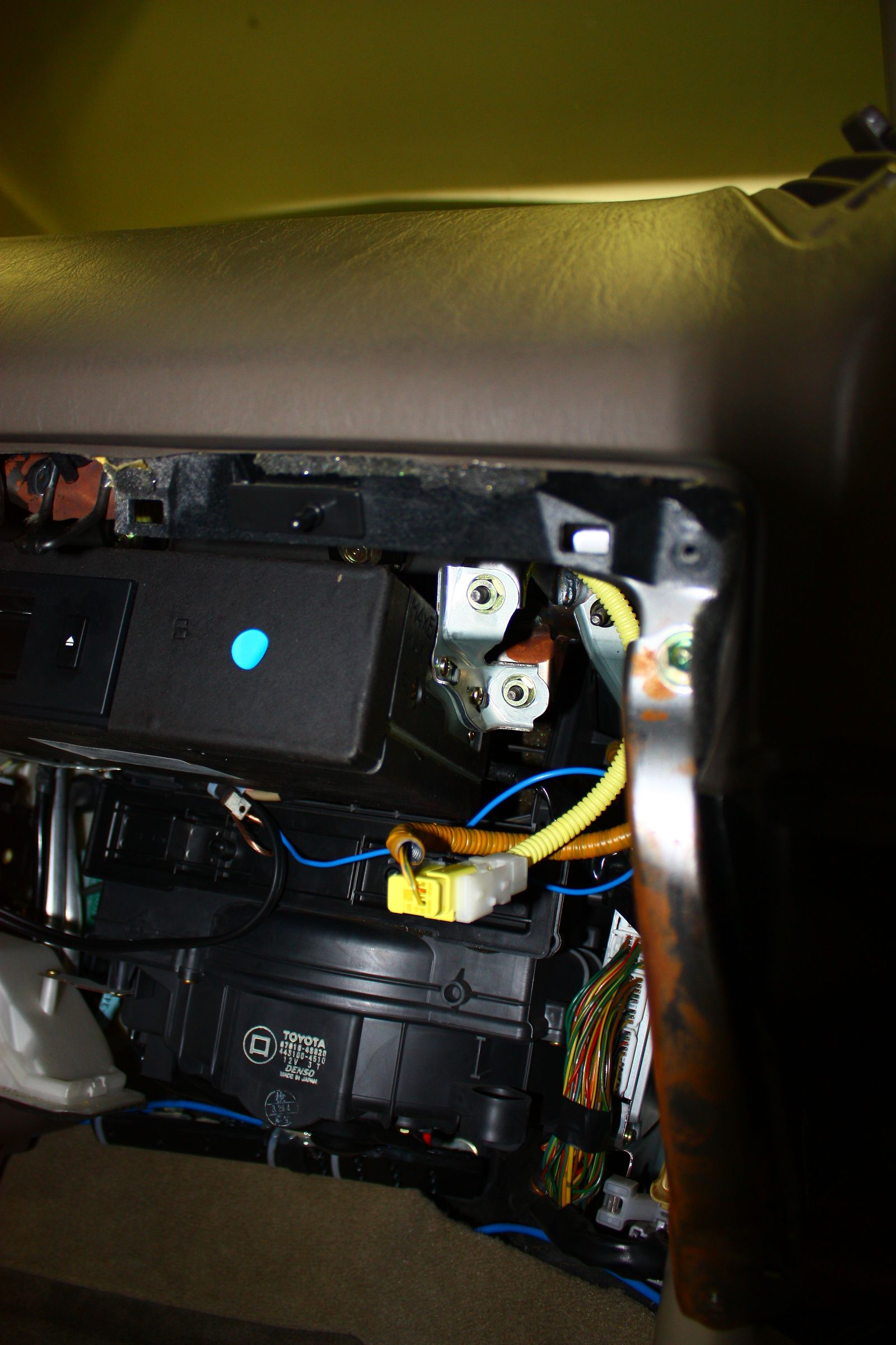 Lexus RX300 Aux In : 11 Steps - Instructables