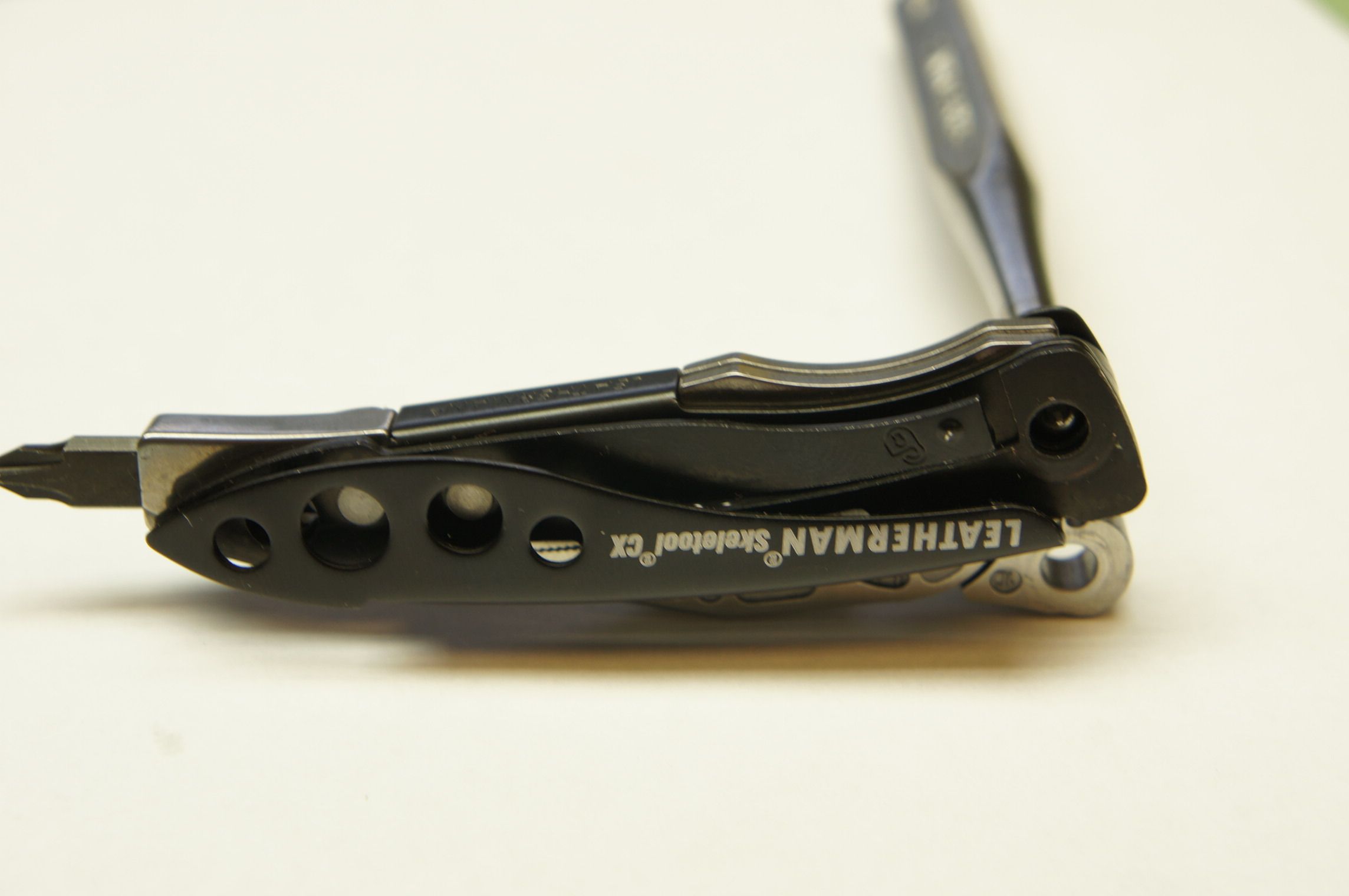 How to Take Apart and Reassemble a Leatherman Skeletool Multi-tool : 9 ...