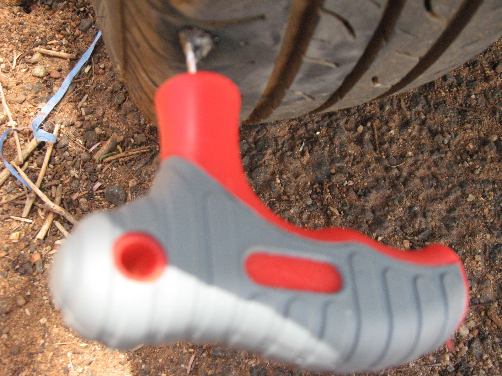 How to Repair a Tubeless Tyre Puncture : 4 Steps (with Pictures ...