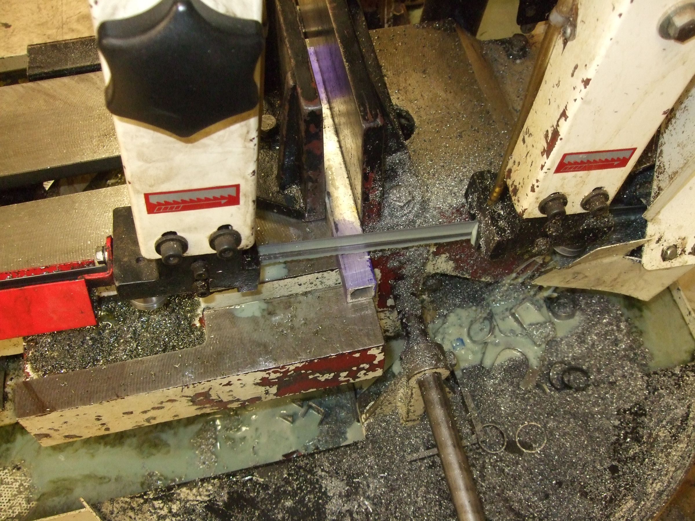 How to Use a Horizontal Bandsaw (With Accuracy and Precision) : 7 Steps ...