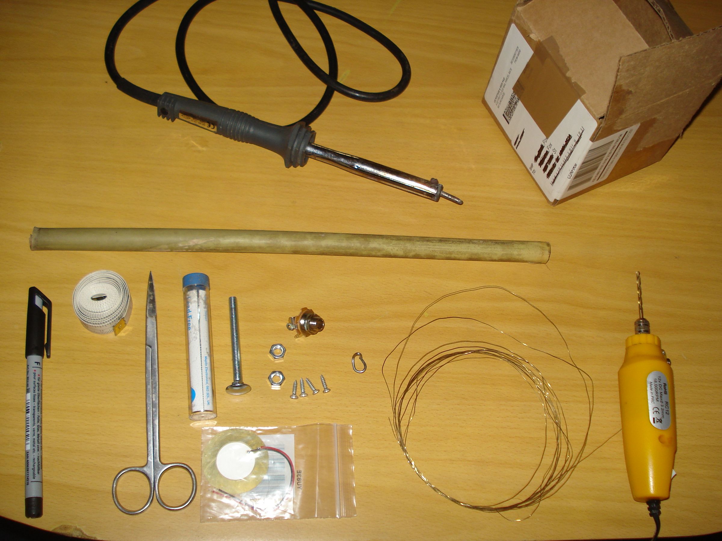 The Incredibly Simple Cardboard Box Electric Diddley Bow / Cajon : 8 ...