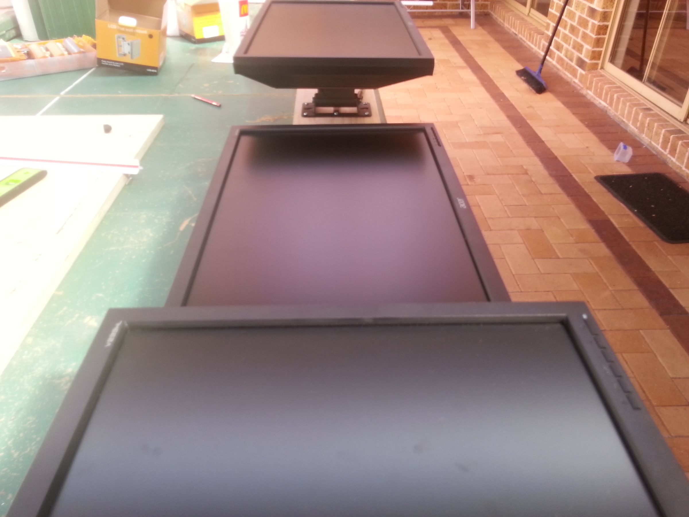 Triple Monitor Wall Mount : 6 Steps - Instructables