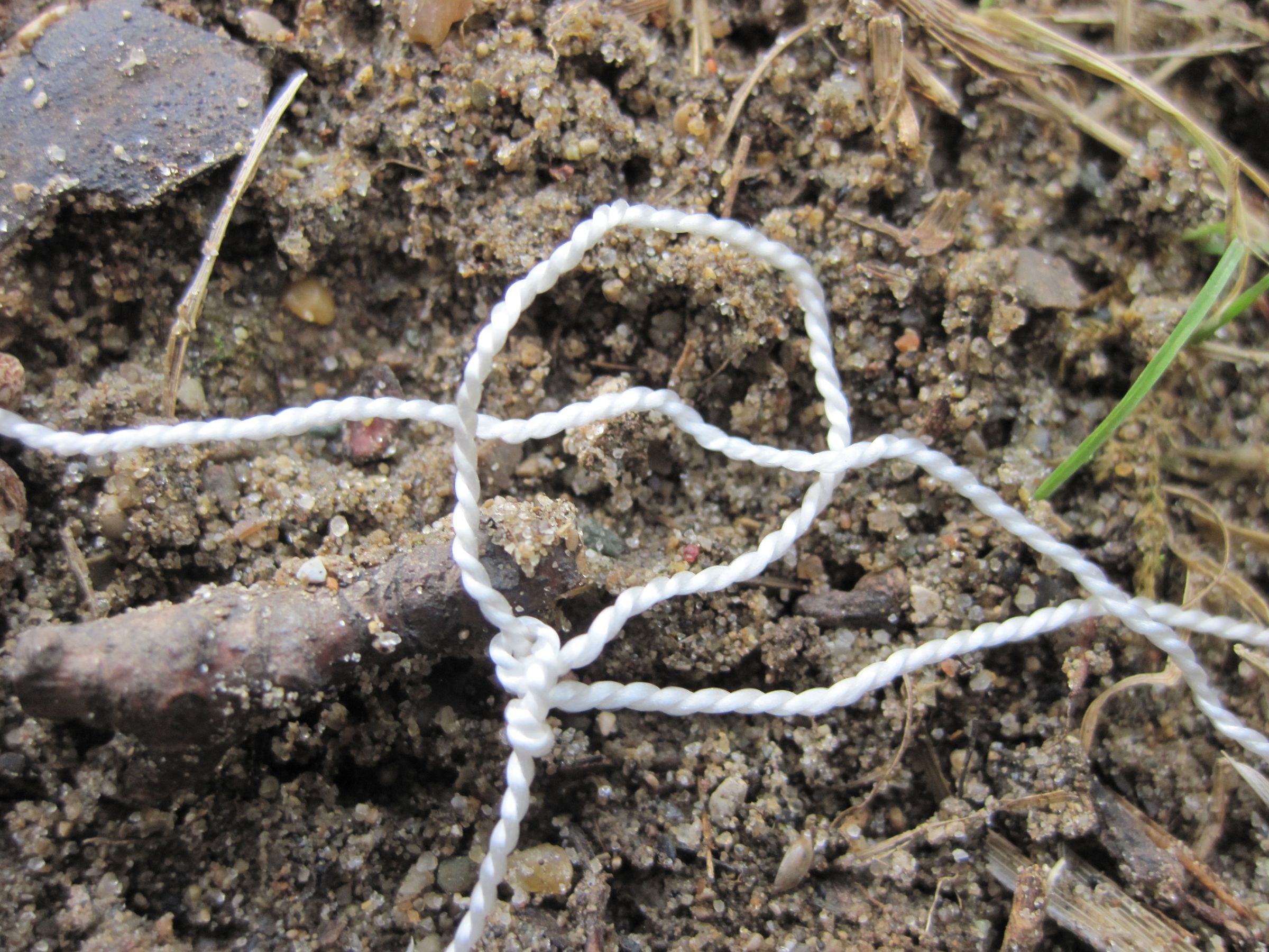 The Basic Paracord Survival Snare : 8 Steps (with Pictures) - Instructables