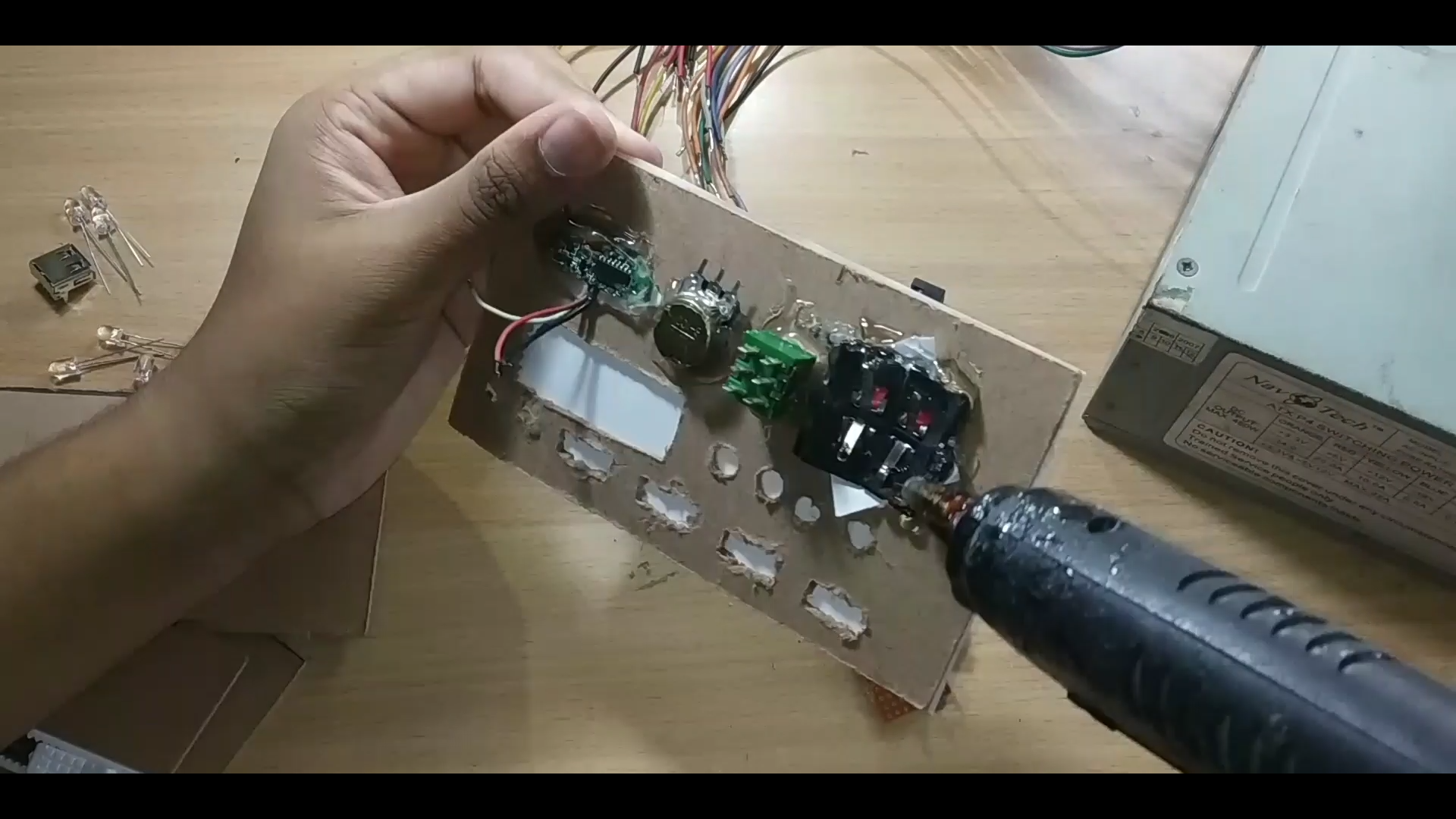 Modular Bench Power Supply Using Old Computer Parts (Variable Outputs ...