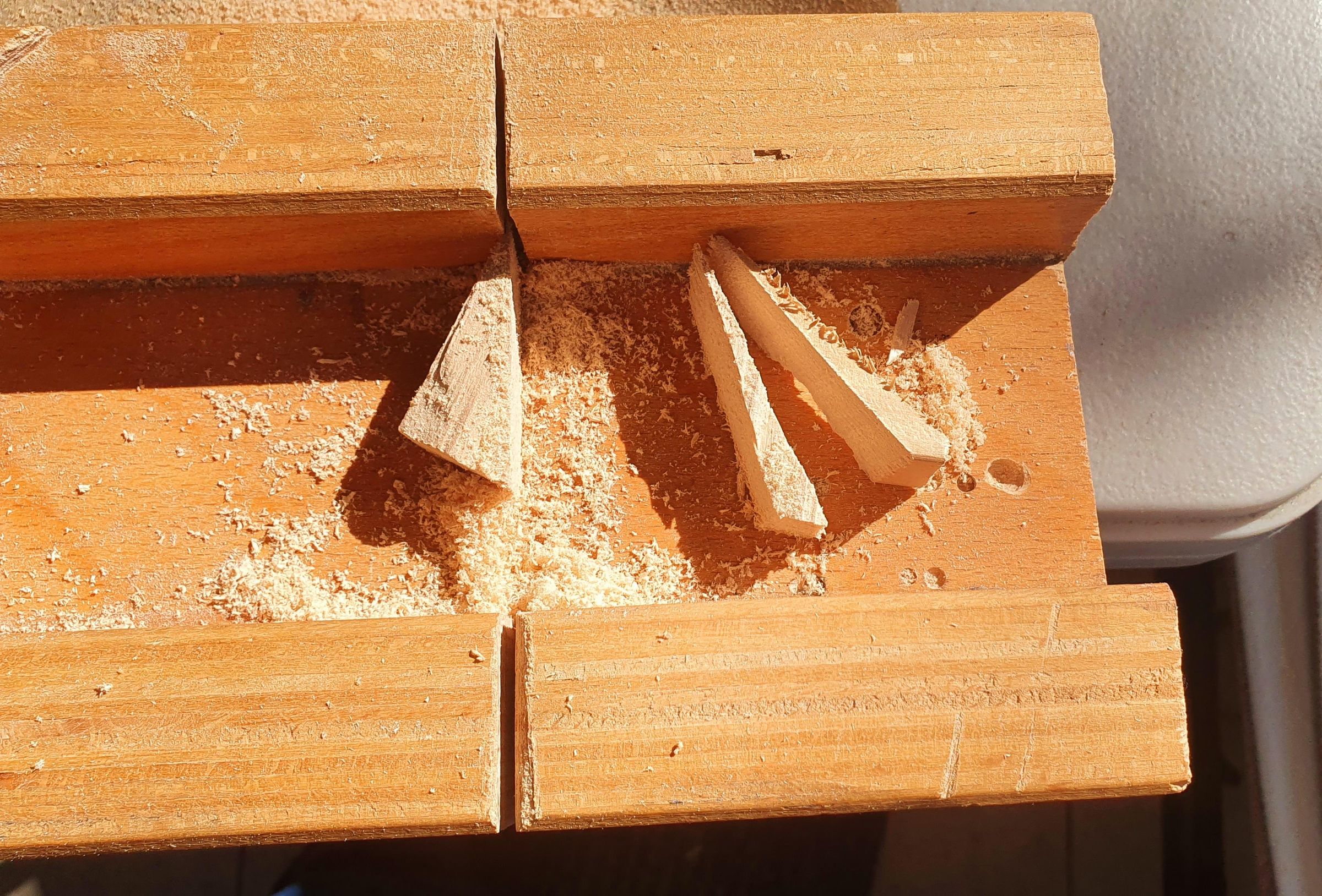 Wobbly Table Leveler : 4 Steps - Instructables