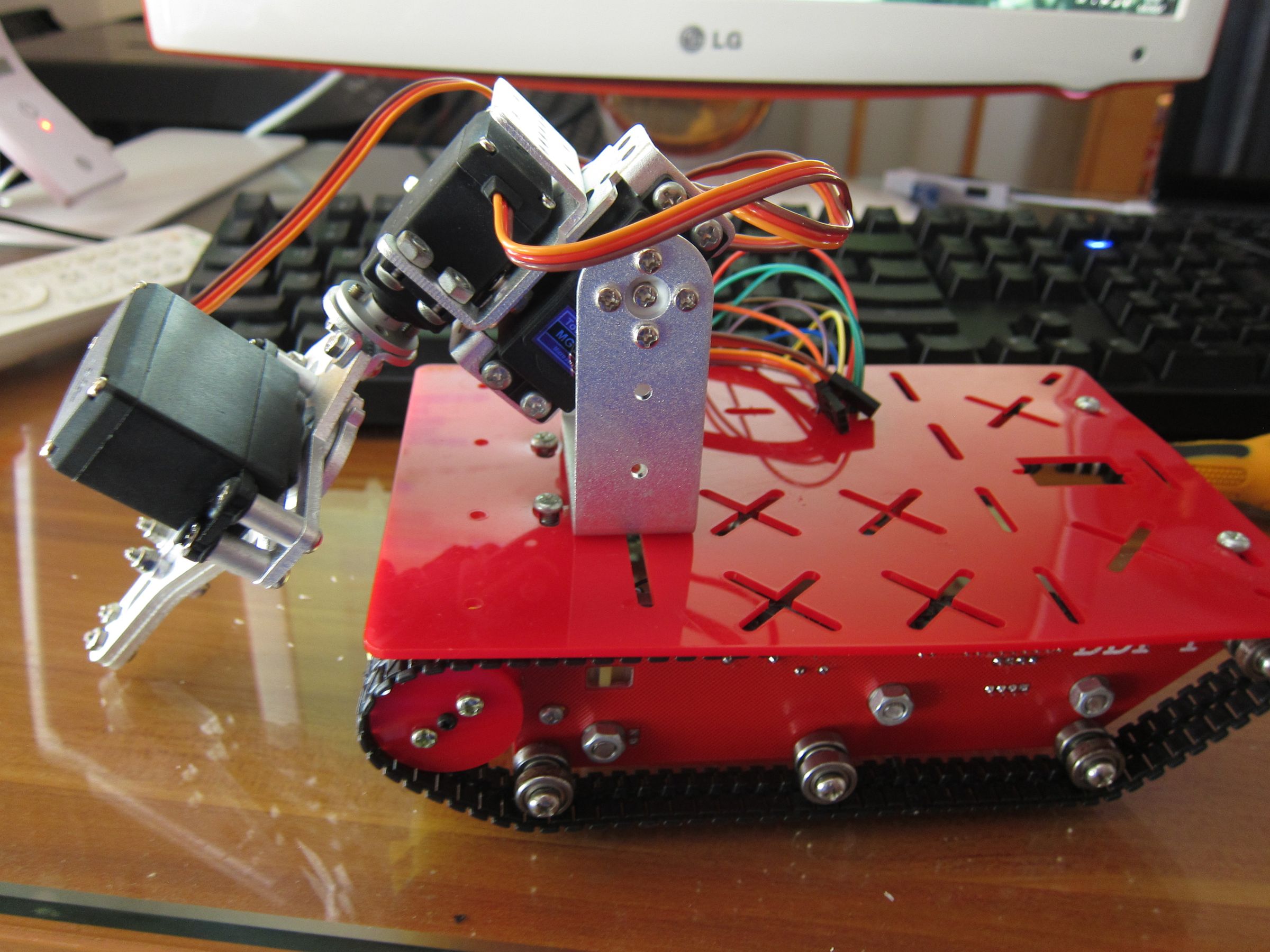 My Eighth Project: Robot Arm With Smart Tank Chassis and Bluetooth : 8 ...