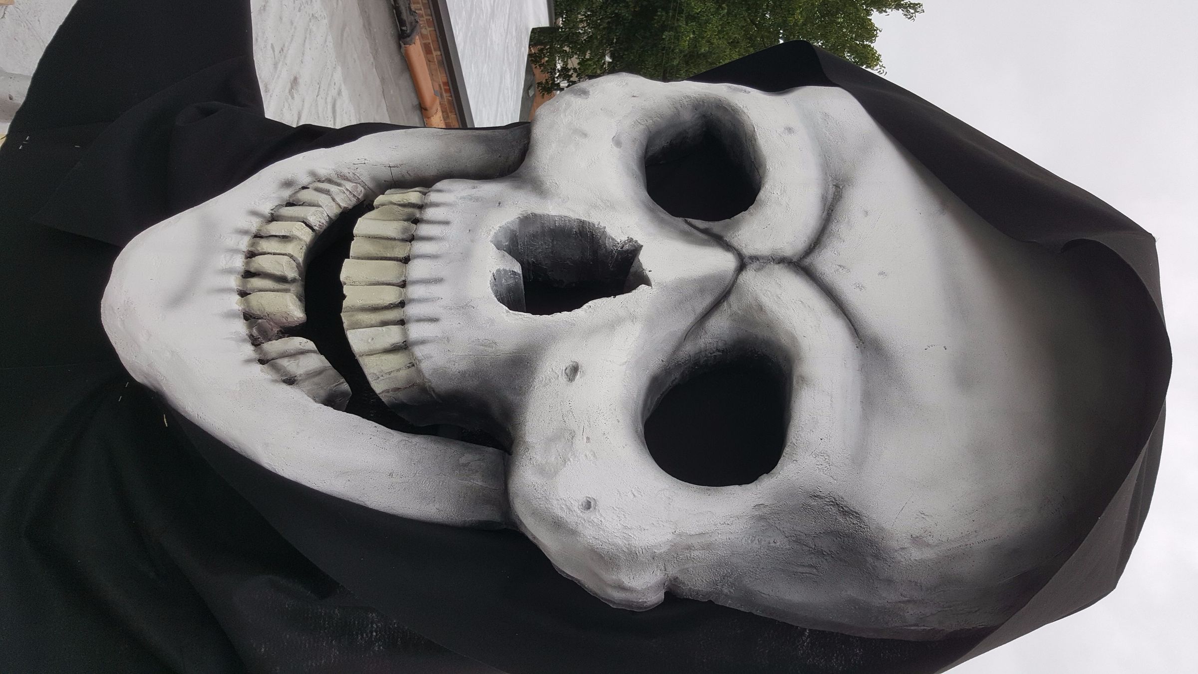 Giant Skeleton Halloween Decoration : 10 Steps (with Pictures ...