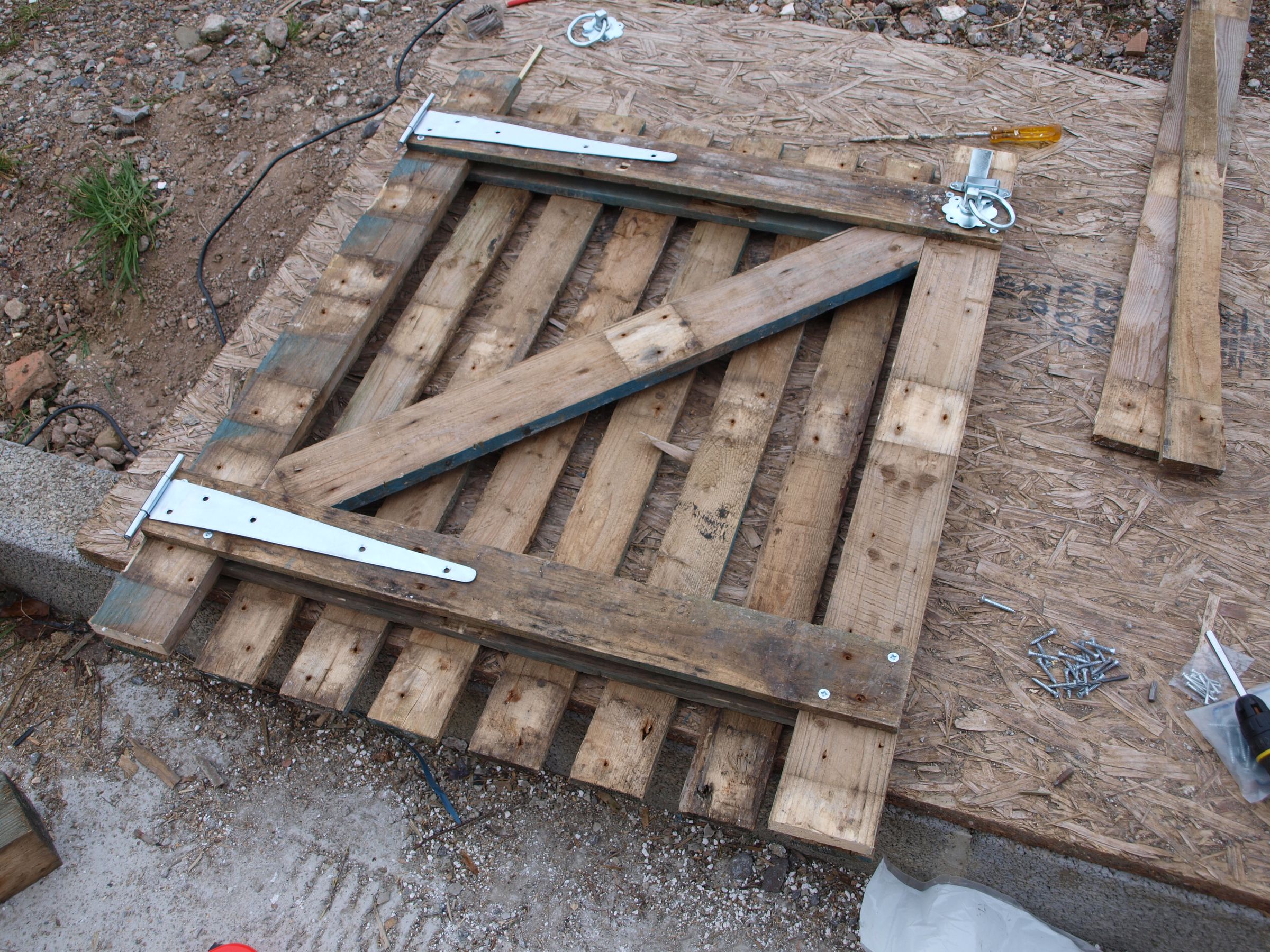 A Simple Pallet Gate - Instructables