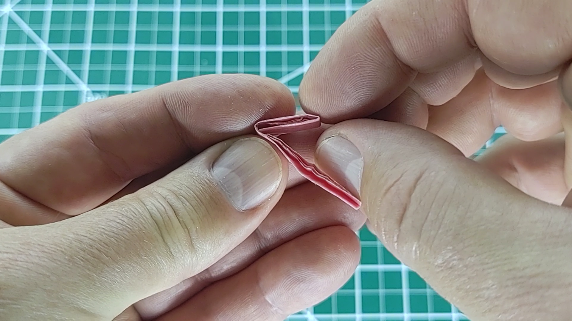 How to Make a Candy Wrapper Chain : 7 Steps (with Pictures) - Instructables