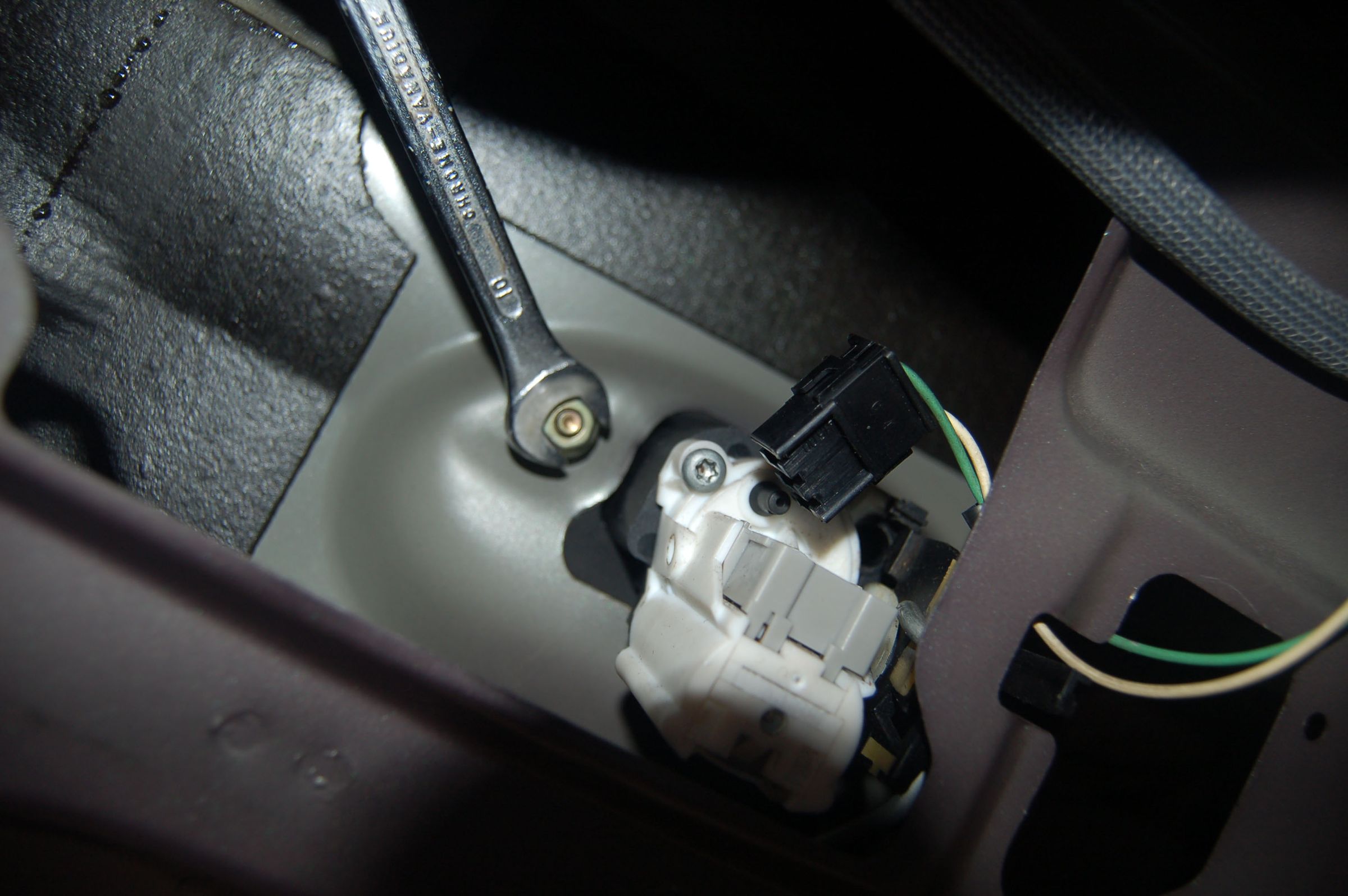 How to Repair Your Renault Scenic Boot Lock Button 1999-2003 Models : 4 ...
