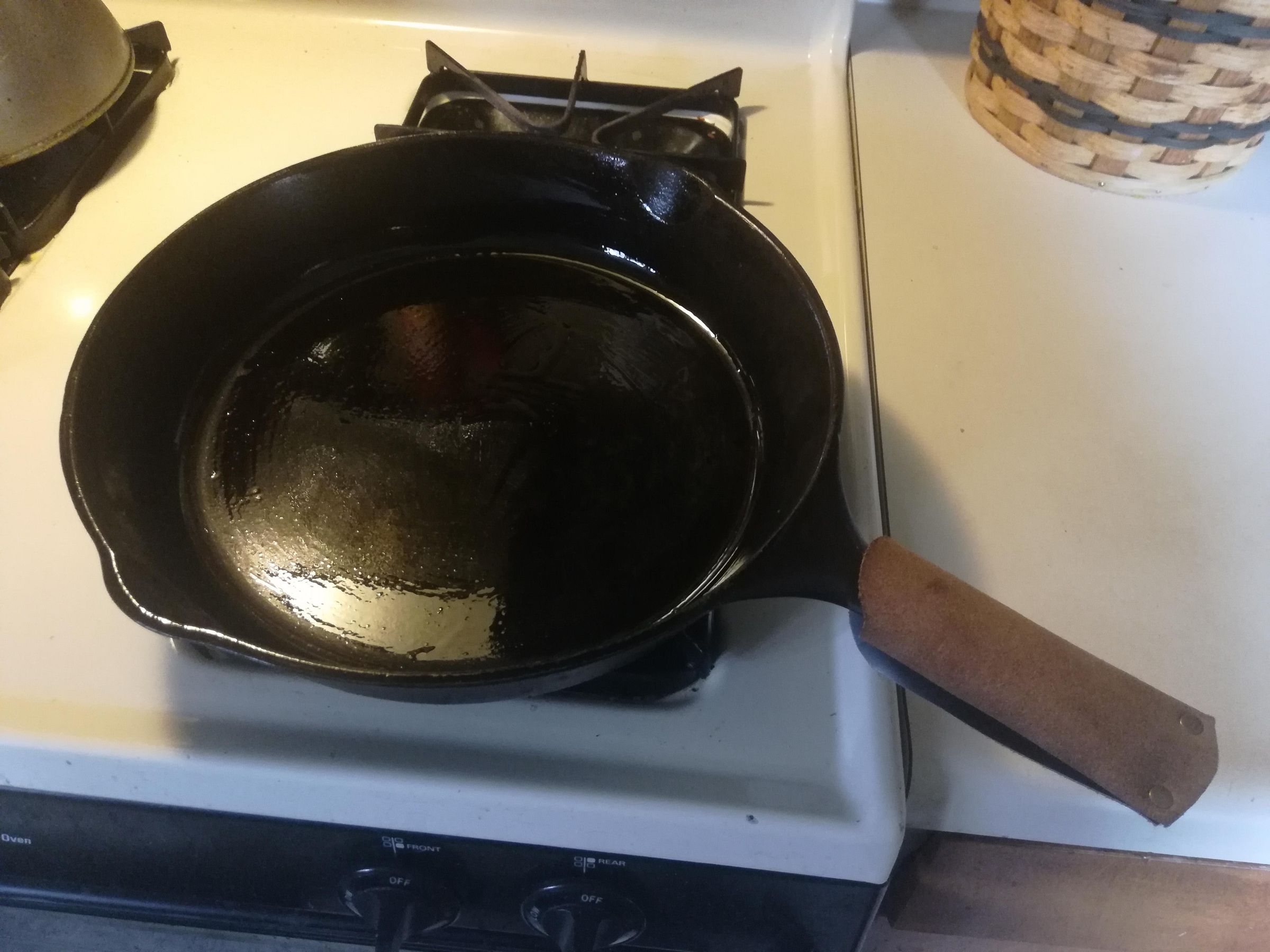 Cast Iron Heat Resistant Handle Grip Made Out of Leather : 3 Steps ...