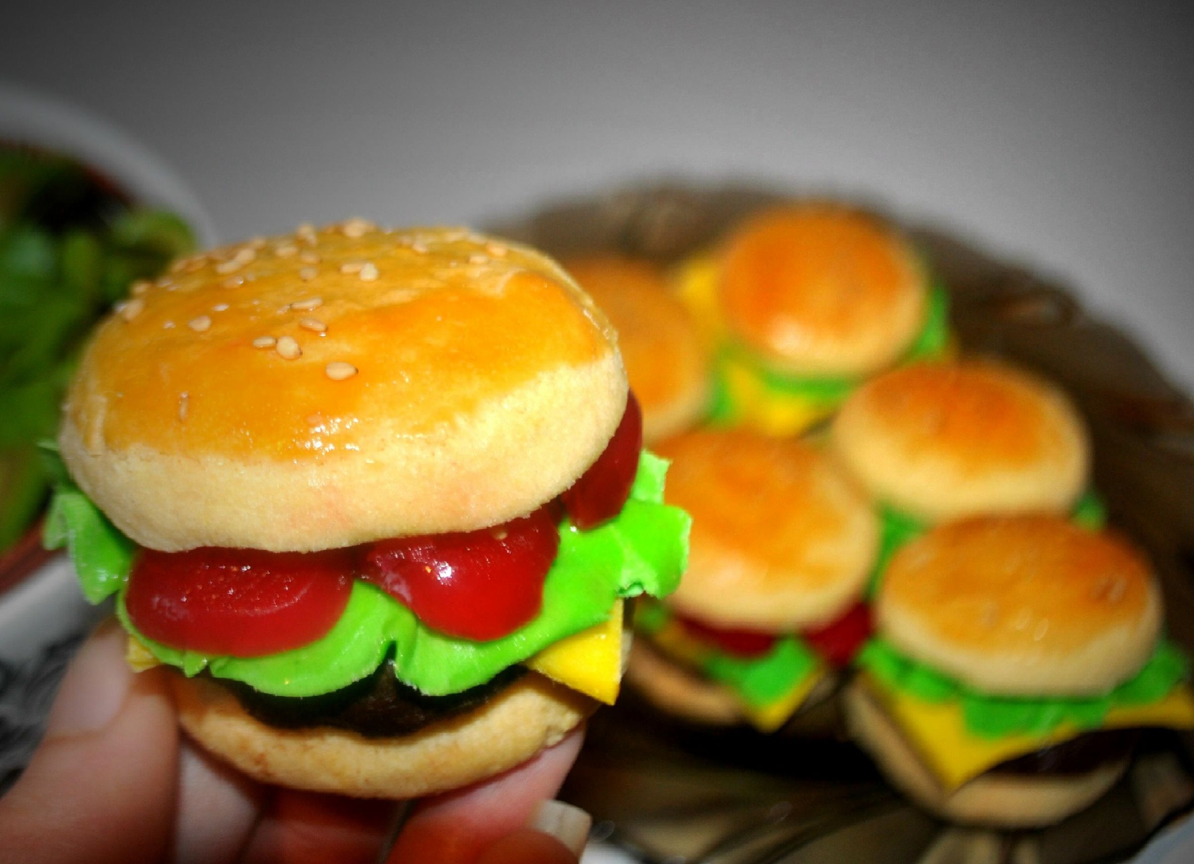 Tiny "cheeseburger" (vanilla, Chocolate and Cherry Cookies!) : 5 Steps ...