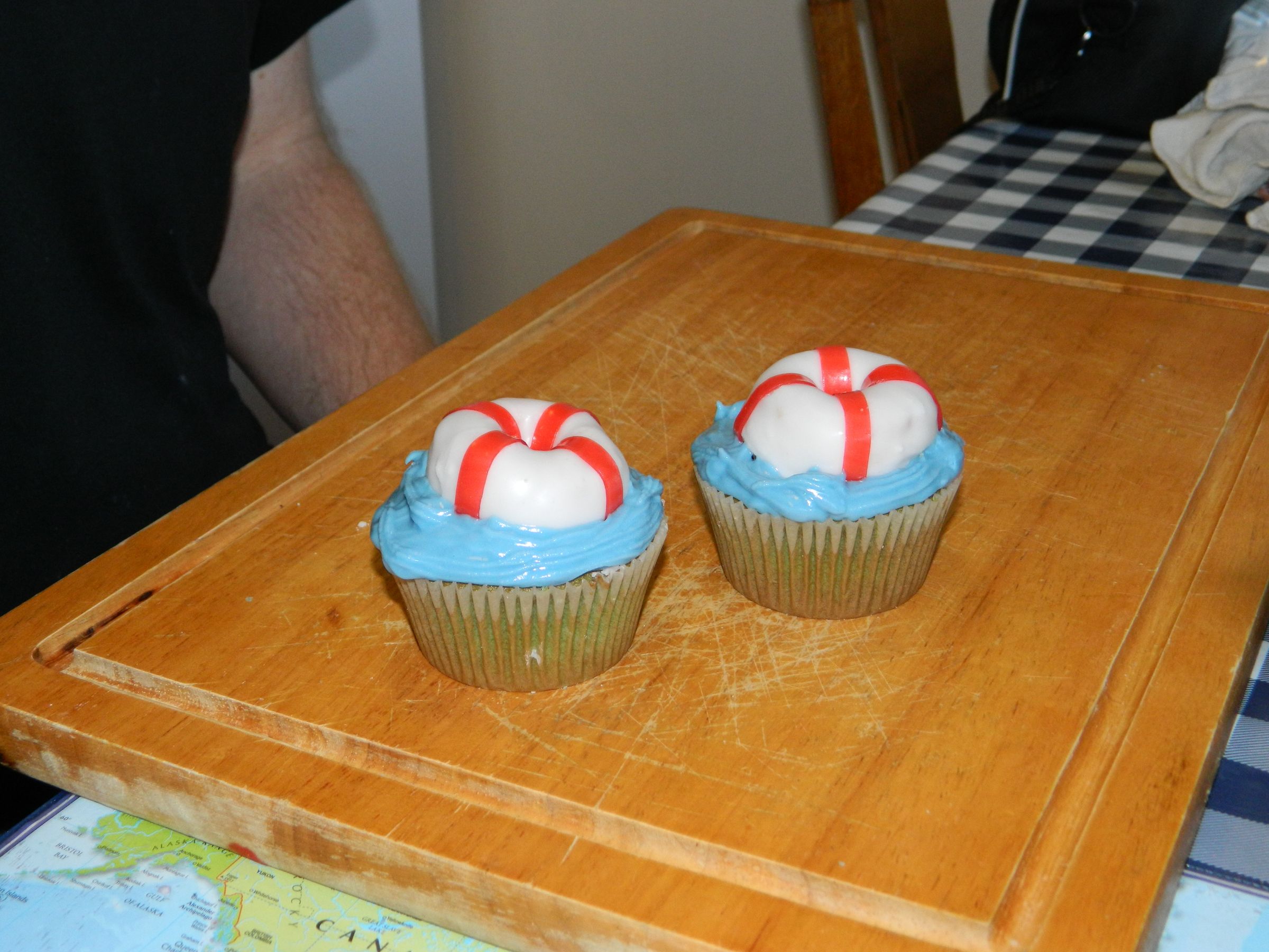 Shark Attack Cupcakes : 9 Steps (with Pictures) - Instructables