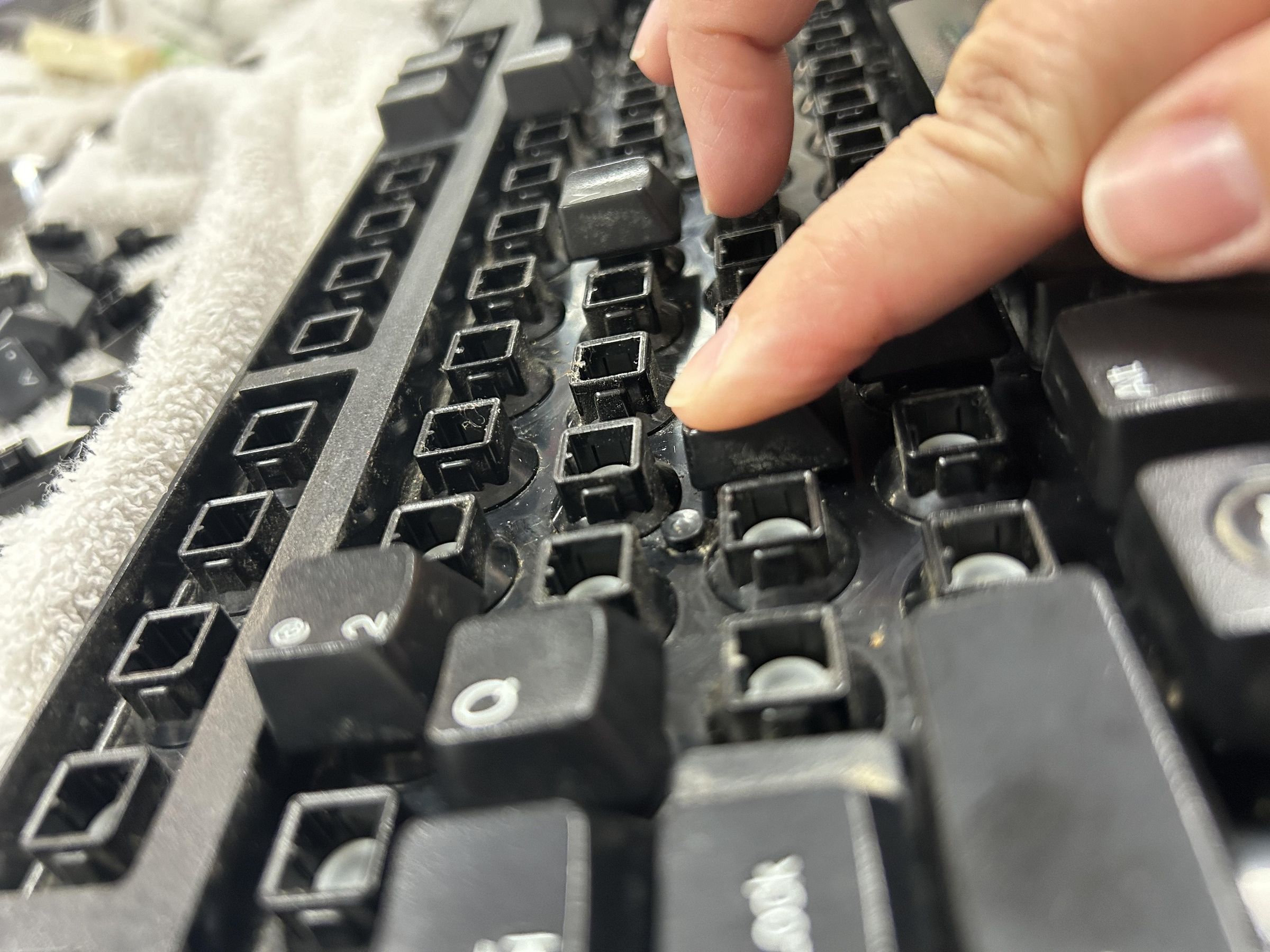 Cleaning Your Keyboard Safely : 7 Steps (with Pictures) - Instructables