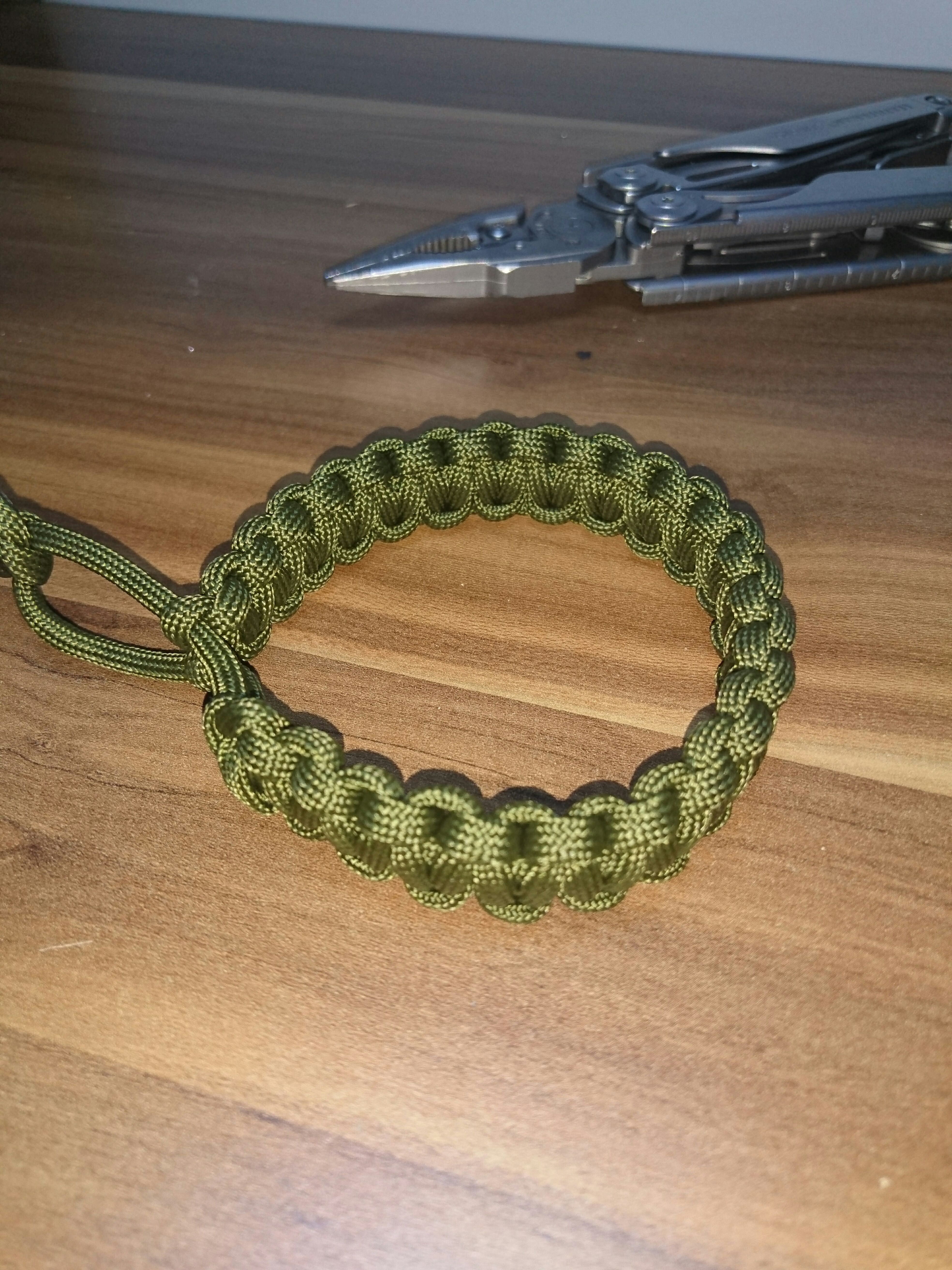 Paracord Bracelet Without Buckles! : 10 Steps (with Pictures ...