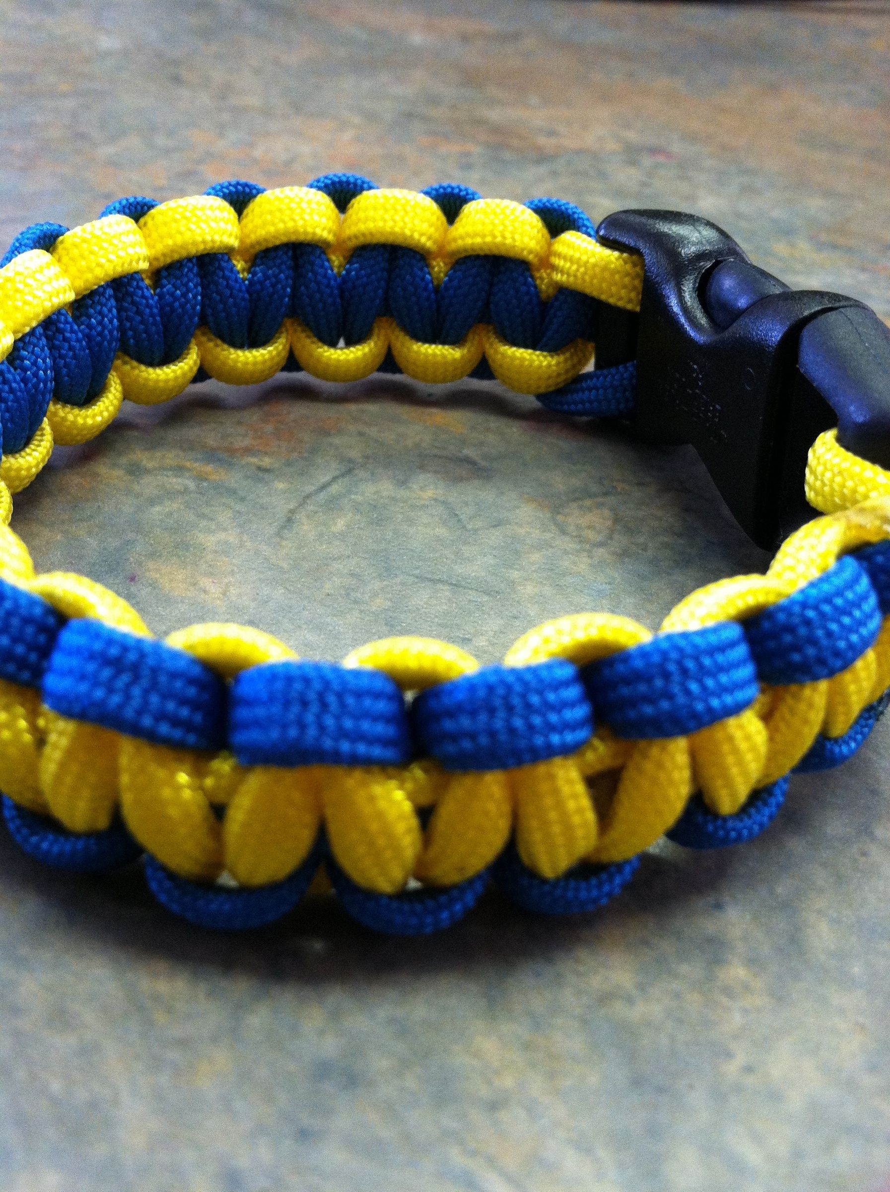 2 Color Paracord Bracelet (Tutorial) : 7 Steps - Instructables