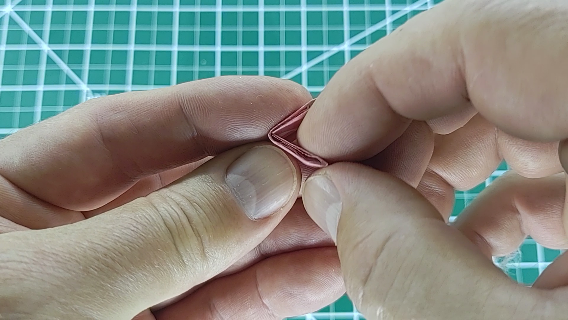 How to Make a Candy Wrapper Chain : 7 Steps (with Pictures) - Instructables