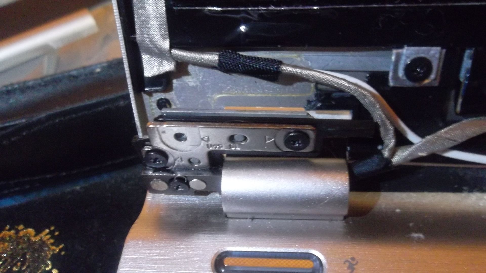 Repair Broken Hinges/case of Asus U46E-BAL5 Laptop : 8 Steps ...