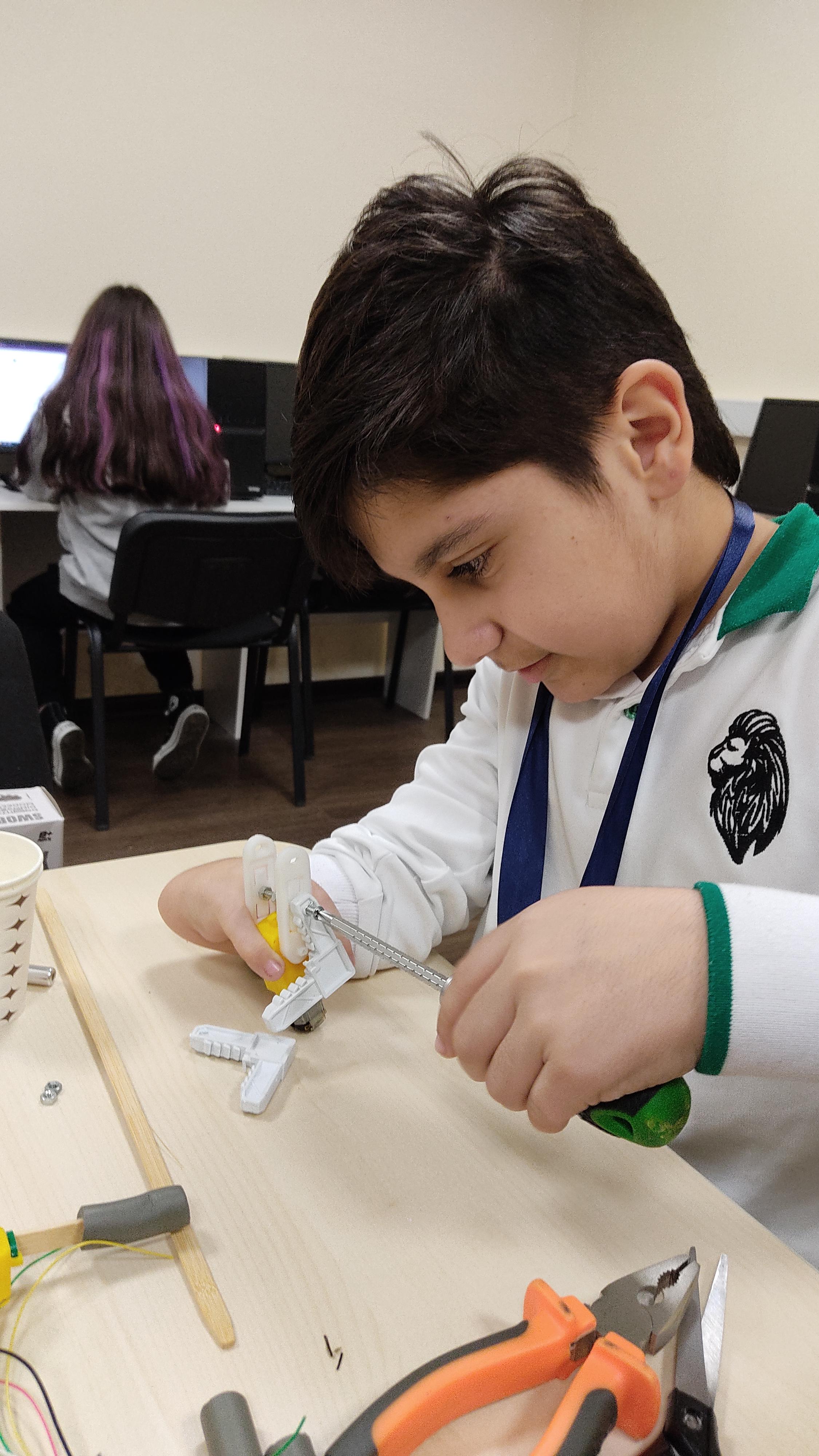 Robotics for School: Create Four Easy Robots Using Simple Materials ...