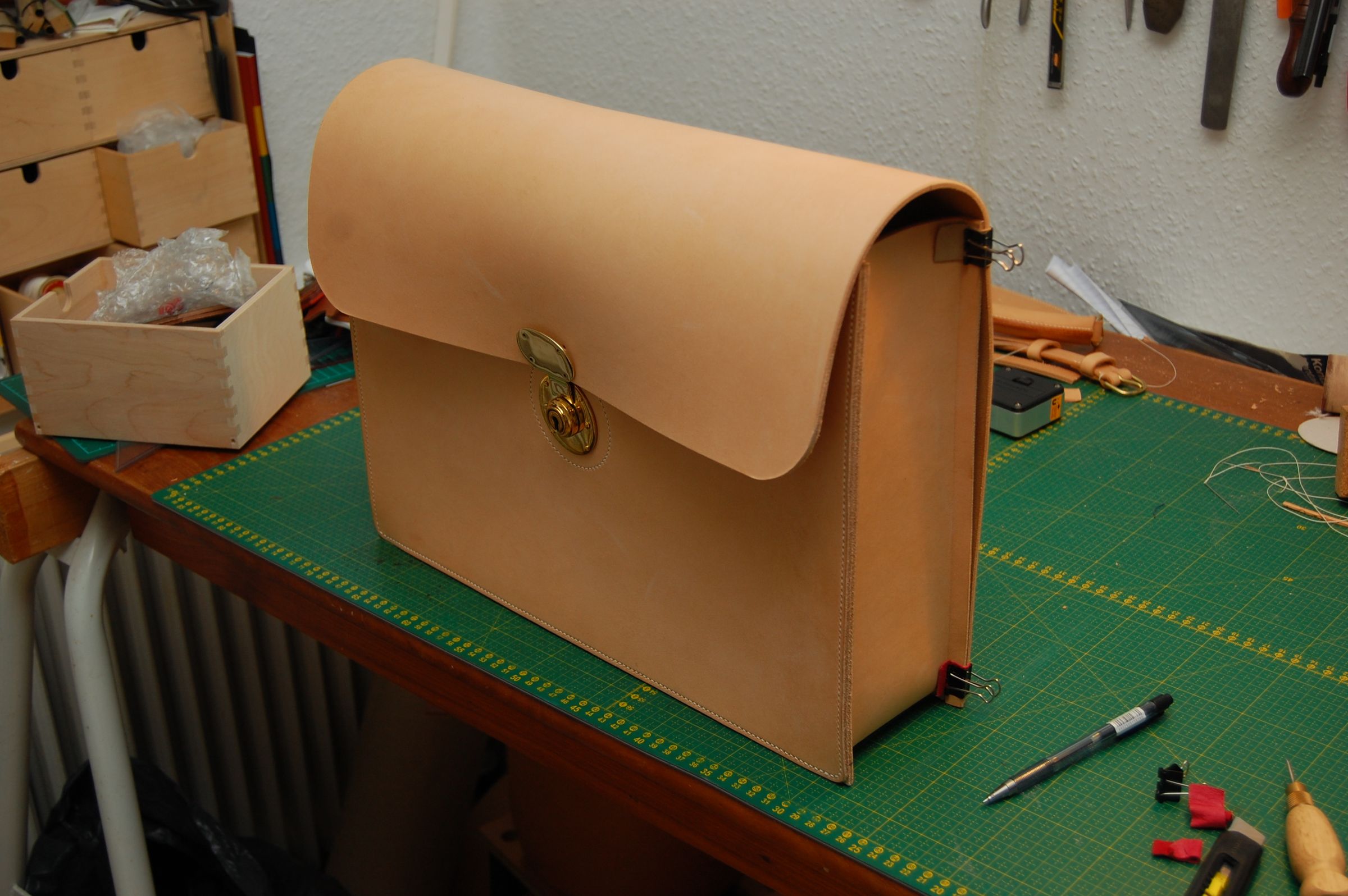 Briefcase With a 3 Piece Gusset : 6 Steps (with Pictures) - Instructables