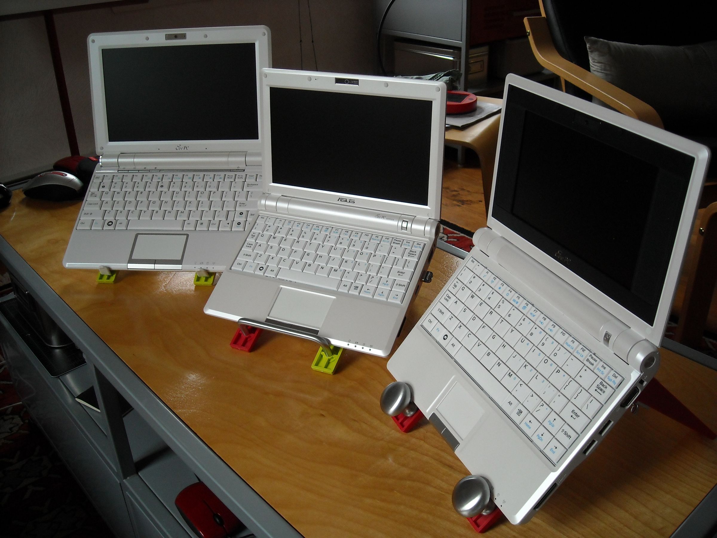 Laptop Stand for Your Netbook : 4 Steps (with Pictures) - Instructables