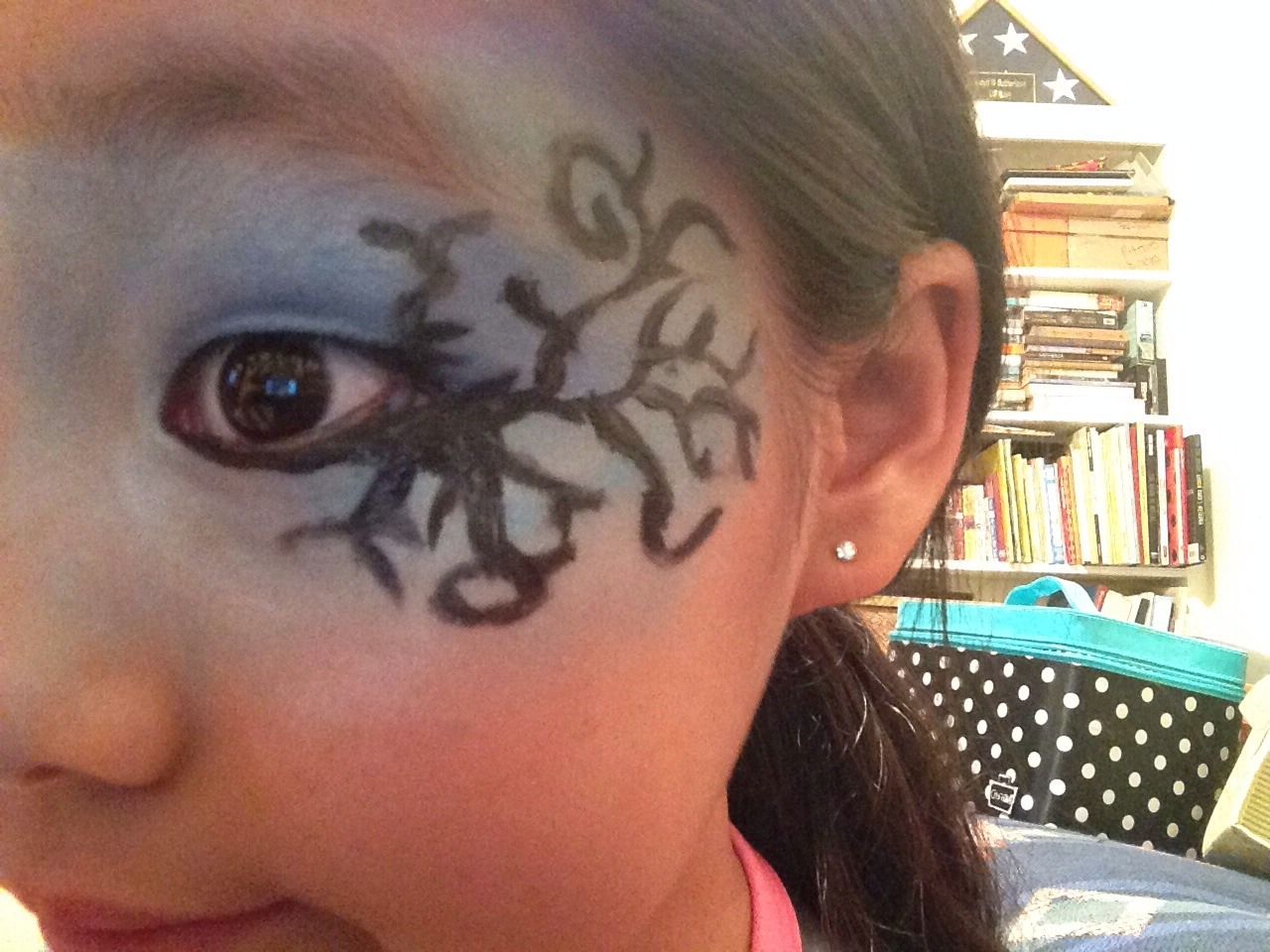 Abstract Swirl Eye Makeup : 5 Steps - Instructables