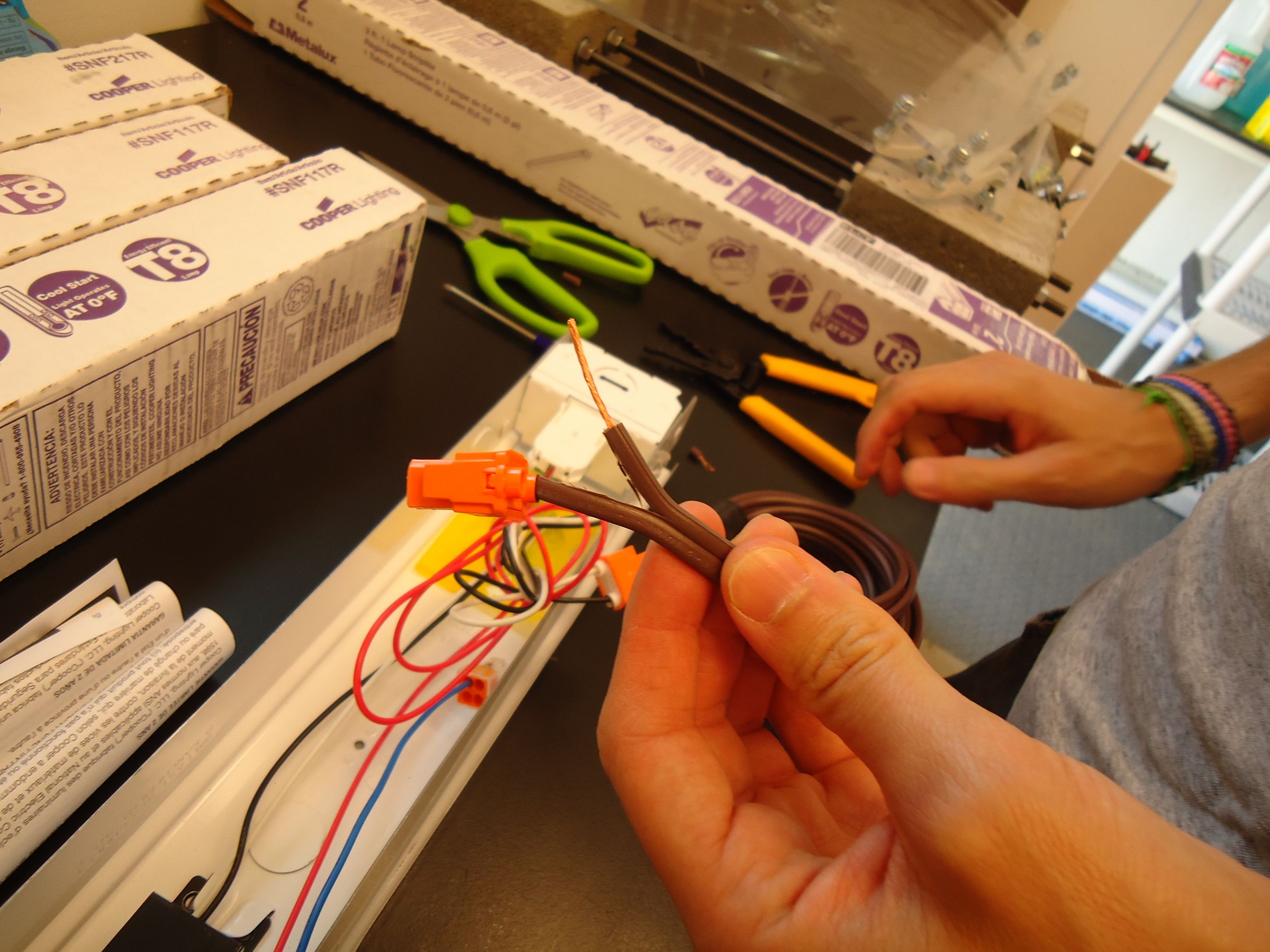 Biomonstaaar's Fluorescent Lights : 10 Steps - Instructables