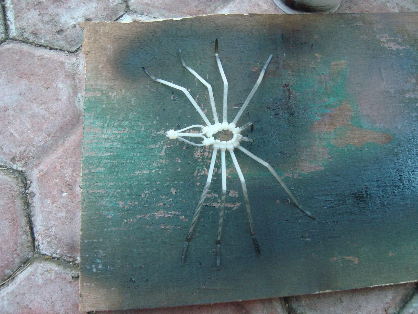 Spider Made From Cable Ties for Props Decor Halloween : 4 Steps (with ...