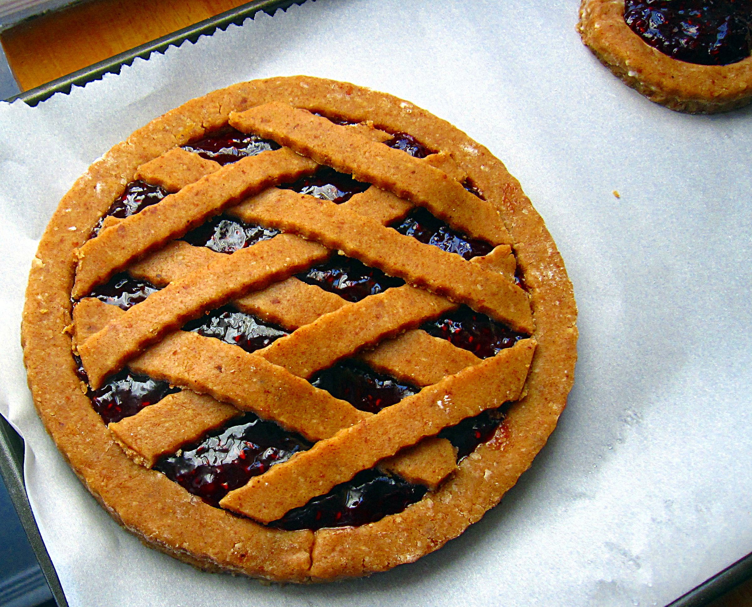 Traditional Raspberry Pie: a Linzertorte or Linzer Torte : 7 Steps ...