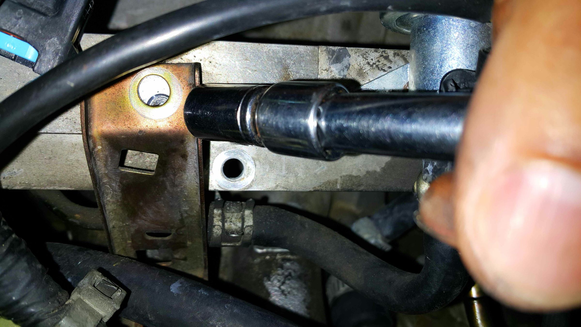 Replacing Fuel Injectors (Honda Civic 1999 D15B) : 6 Steps (with ...