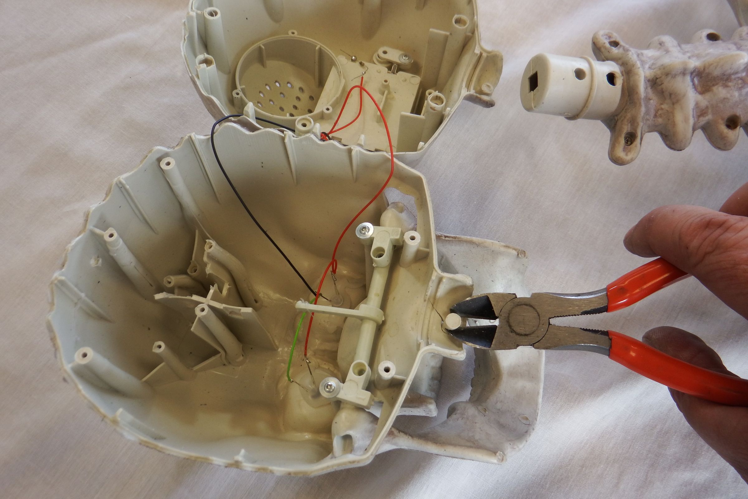 Hack and Repair Plastic Halloween Skeletons : 9 Steps - Instructables